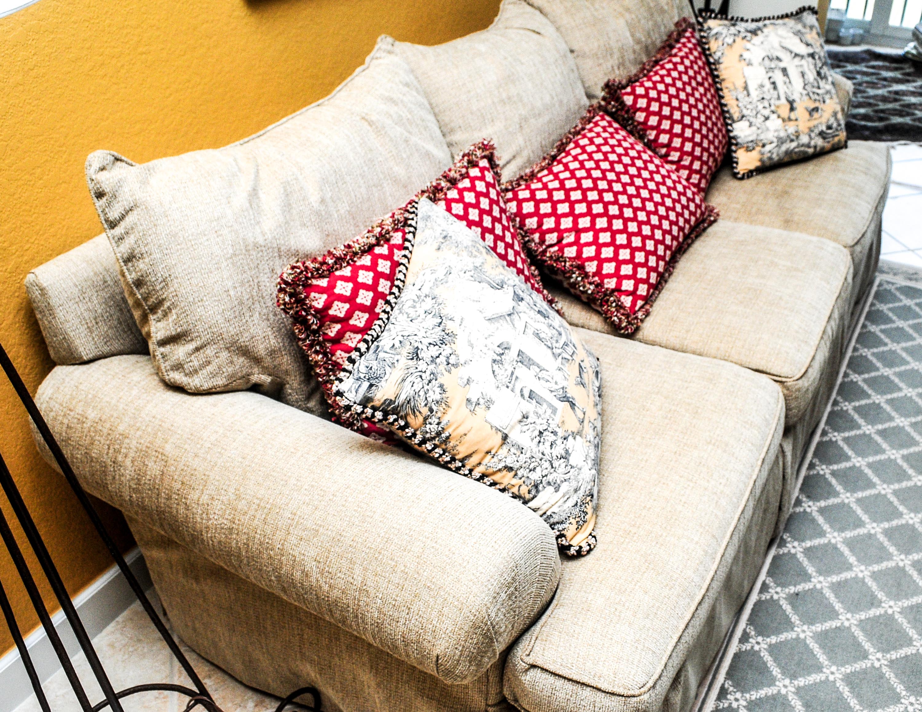 Bernhardt Couch with Throw Pillows | EBTH