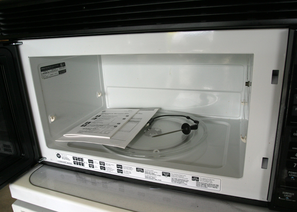 General Electric Profile Spacemaker XL Microwave Oven | EBTH