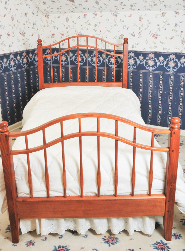 Ethan Allen Twin Size Maple Wood Spindle Bed | EBTH