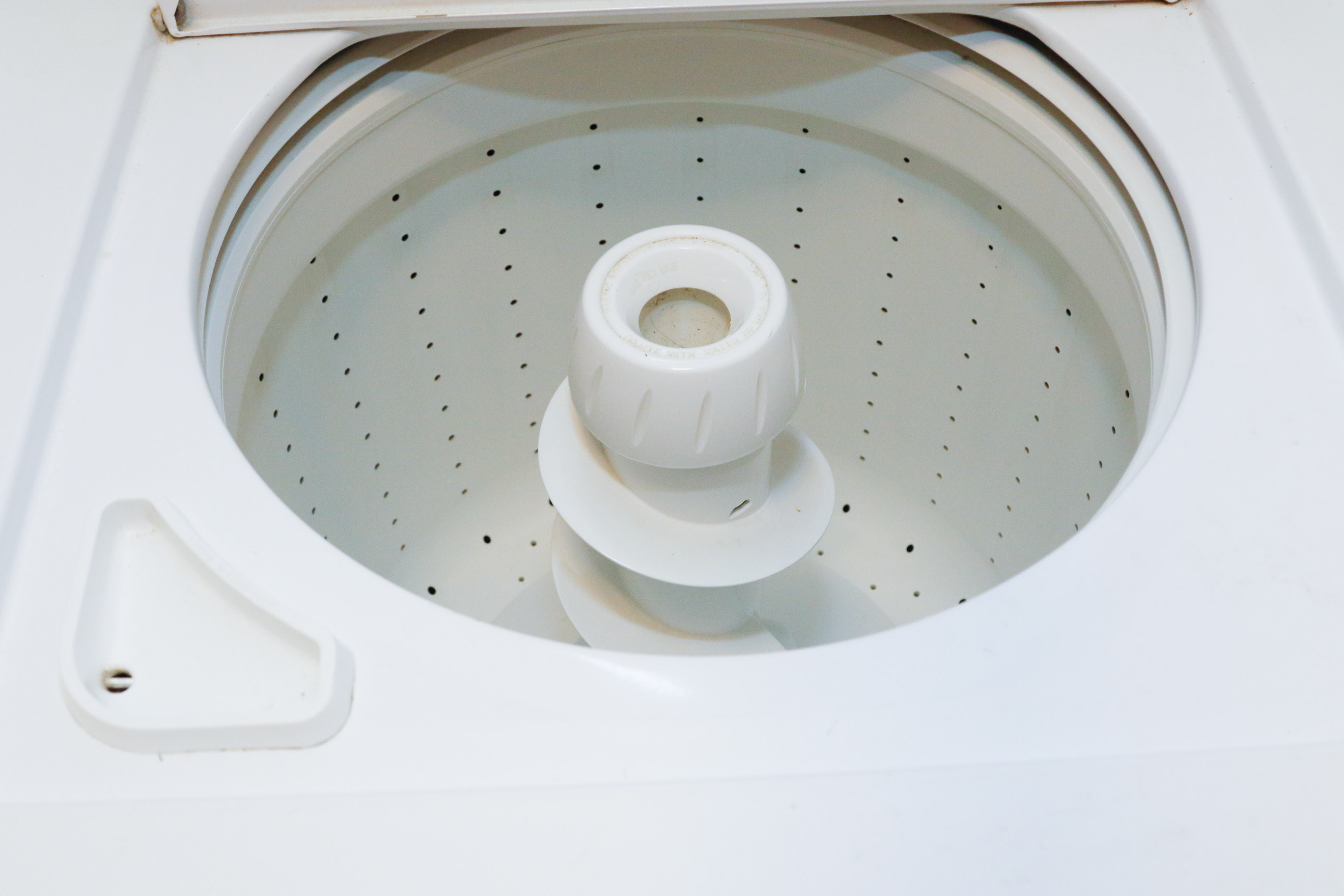 Frigidaire Gallery Washer and Whirlpool Estate Dryer Set | EBTH