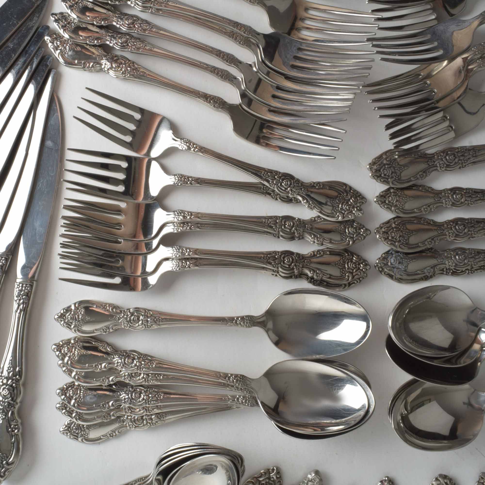 Set of Oneida "Louisiana" Stainless Flatware | EBTH