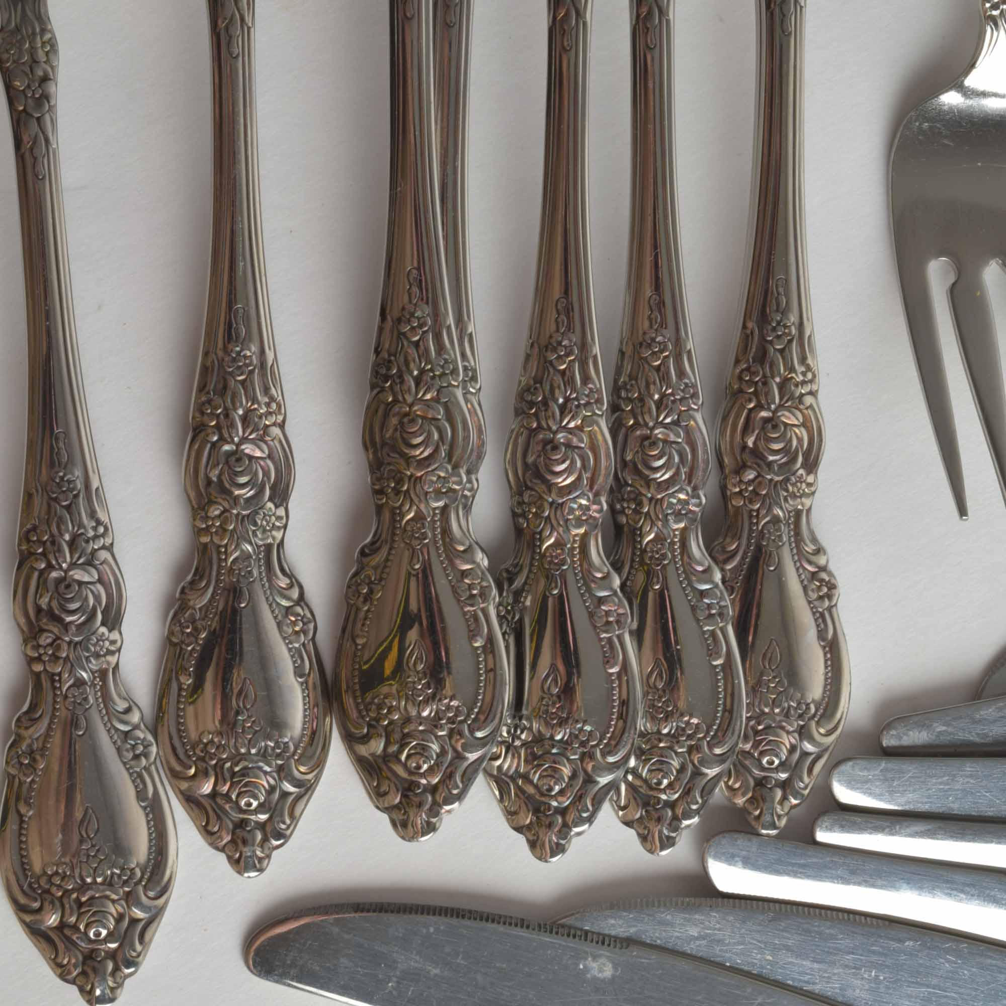 Set of Oneida "Louisiana" Stainless Flatware | EBTH