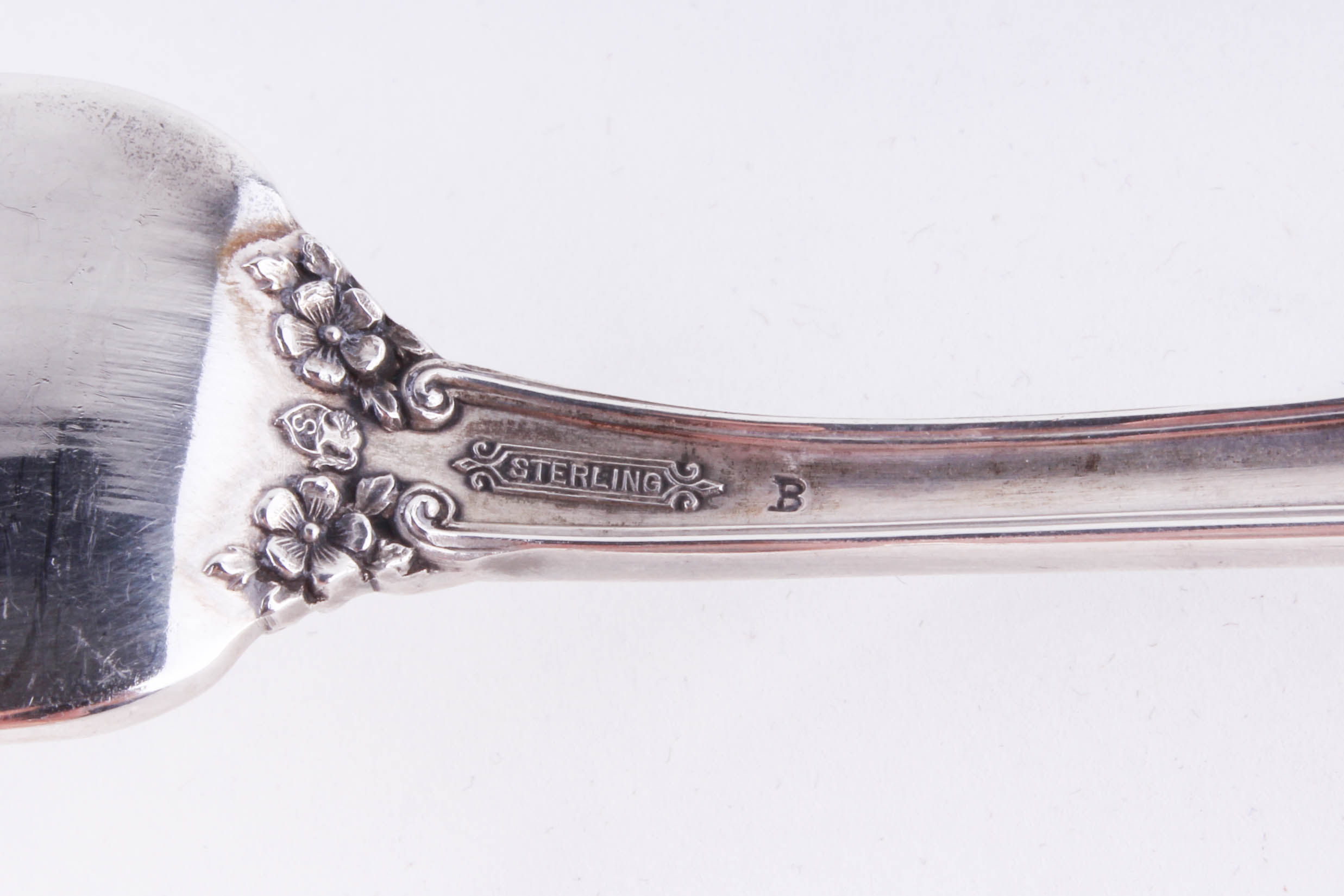 Simpson, Hall, Miller & Co. Sterling Silver Flatware Set | EBTH