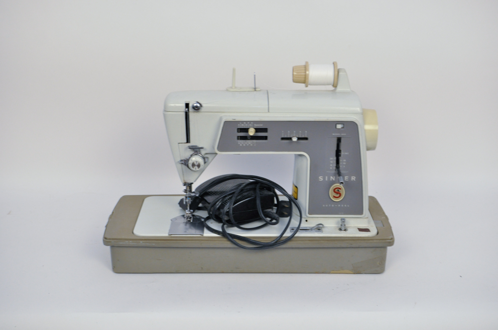 Singer Model 600 Sewing Machine | EBTH