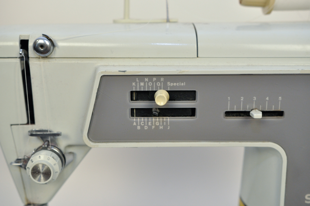 Singer Model 600 Sewing Machine | EBTH