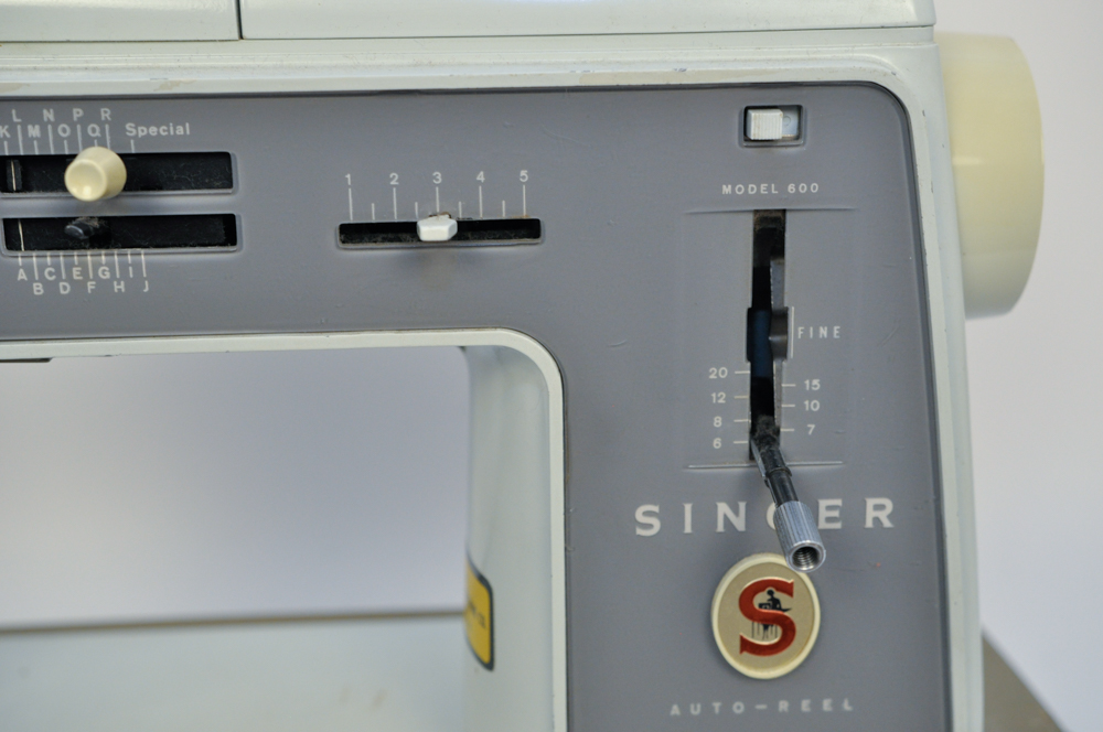 Singer Model 600 Sewing Machine | EBTH