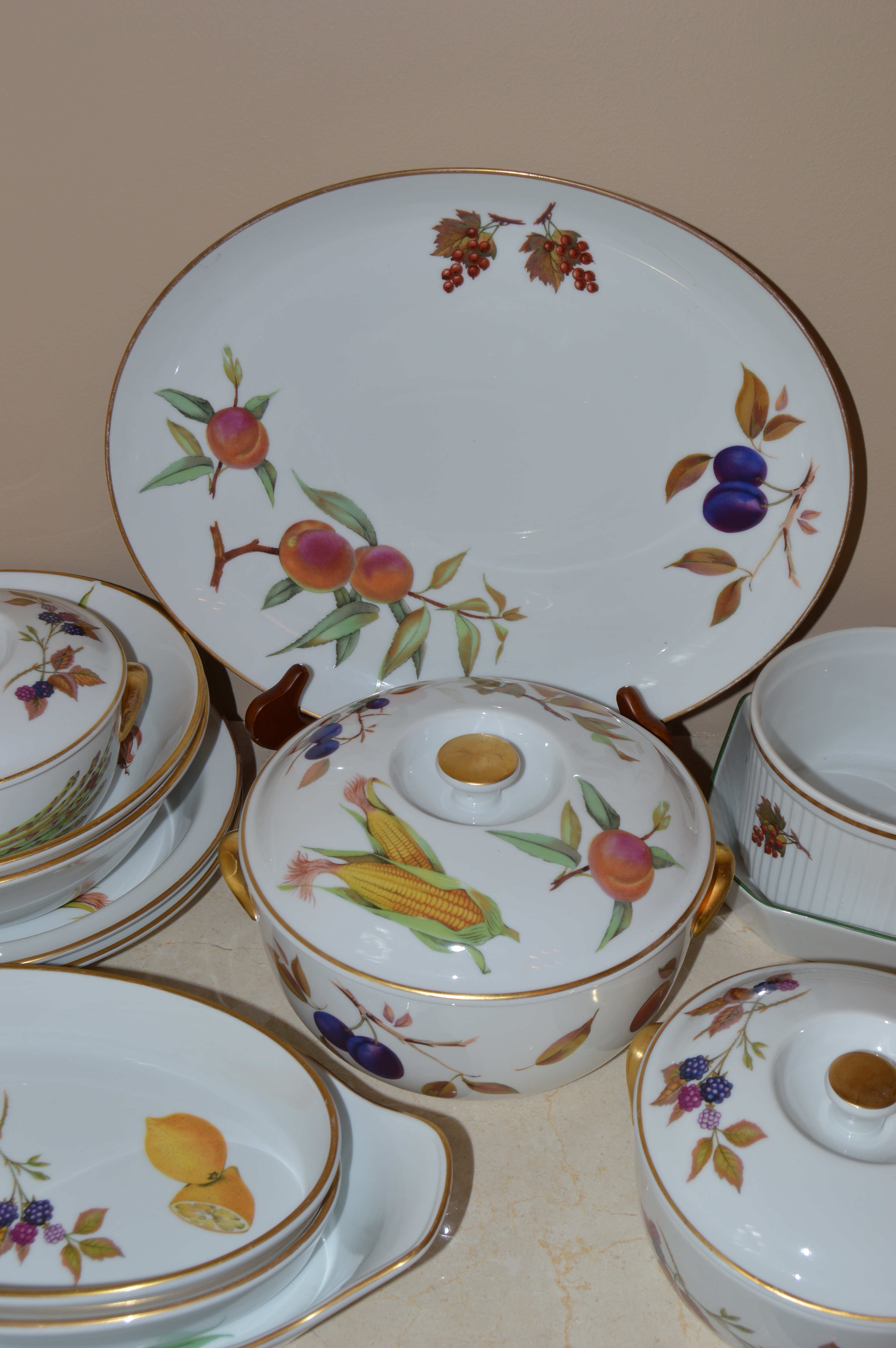 Royal Worcester "Evesham Gold" Porcelain Tableware | EBTH