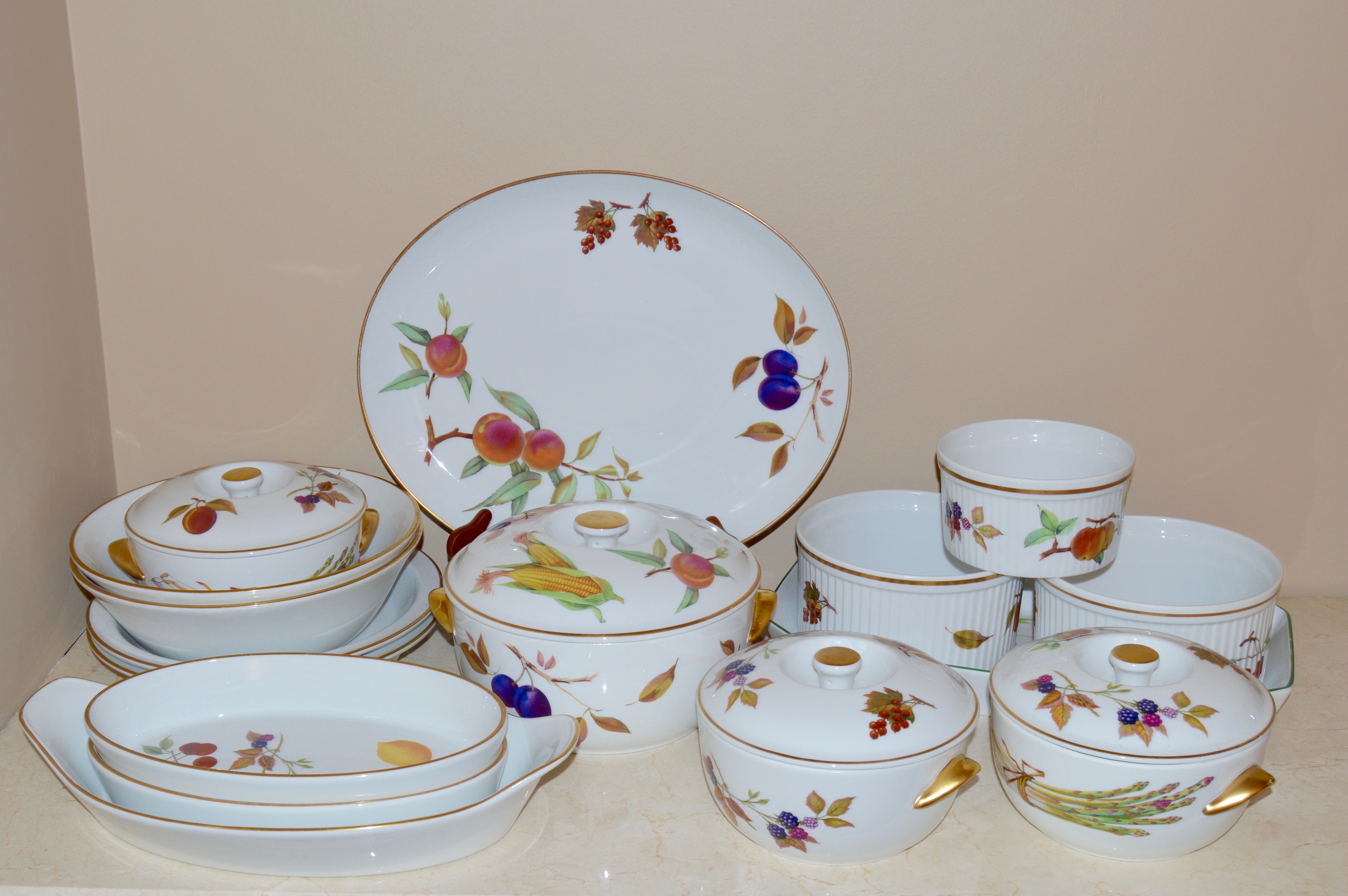 Royal Worcester "Evesham Gold" Porcelain Tableware | EBTH