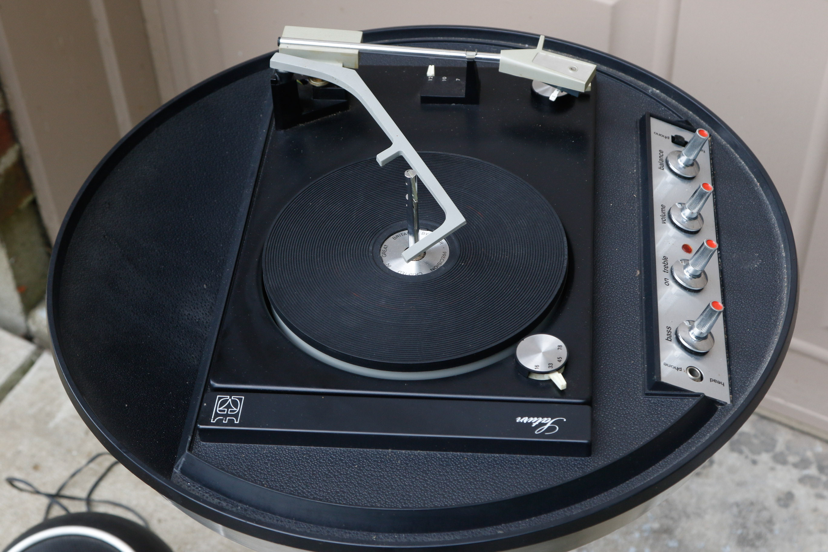Electrohome Saturn Apollo Turntable With Speakers and Records | EBTH