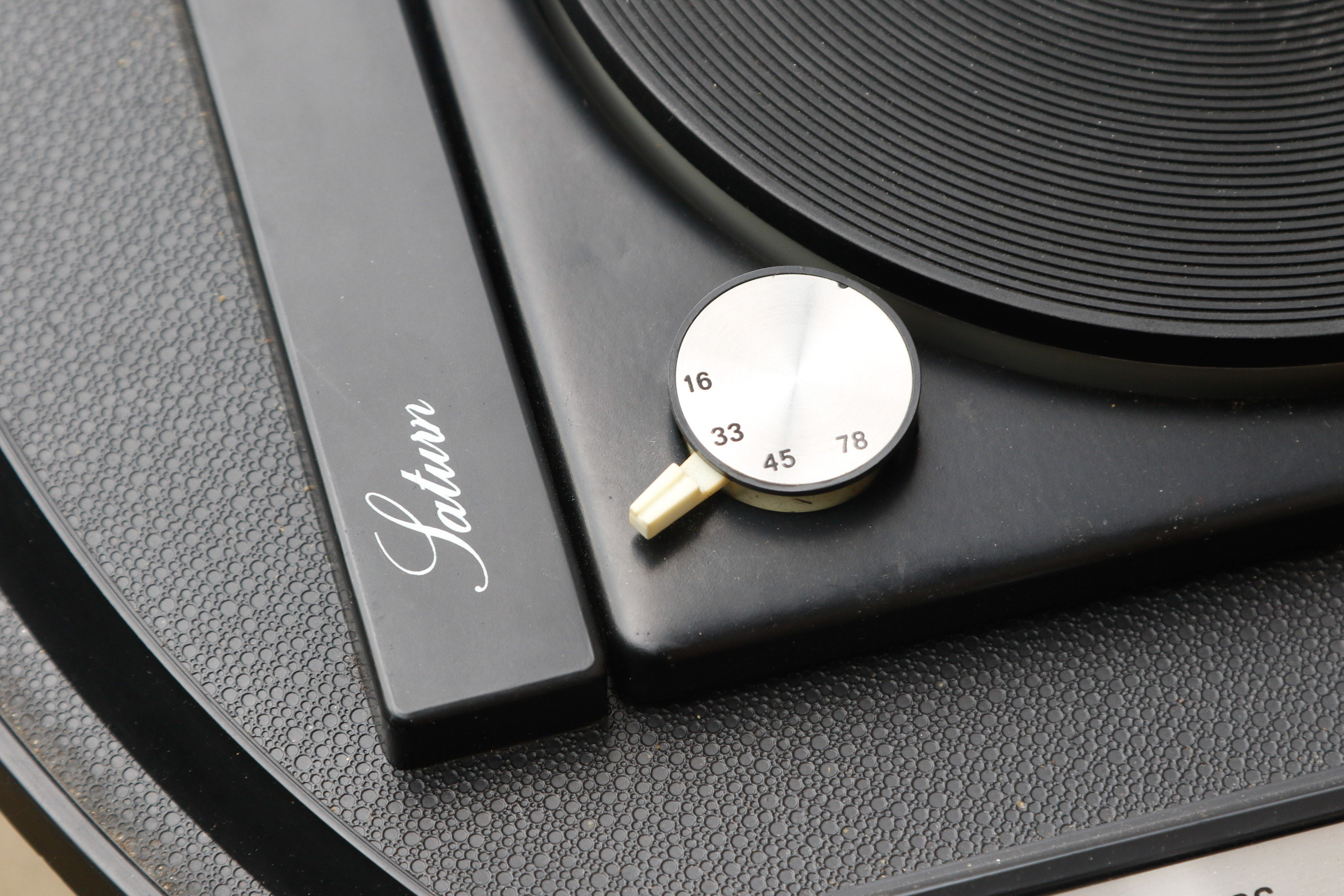 Electrohome Saturn Apollo Turntable With Speakers and Records | EBTH