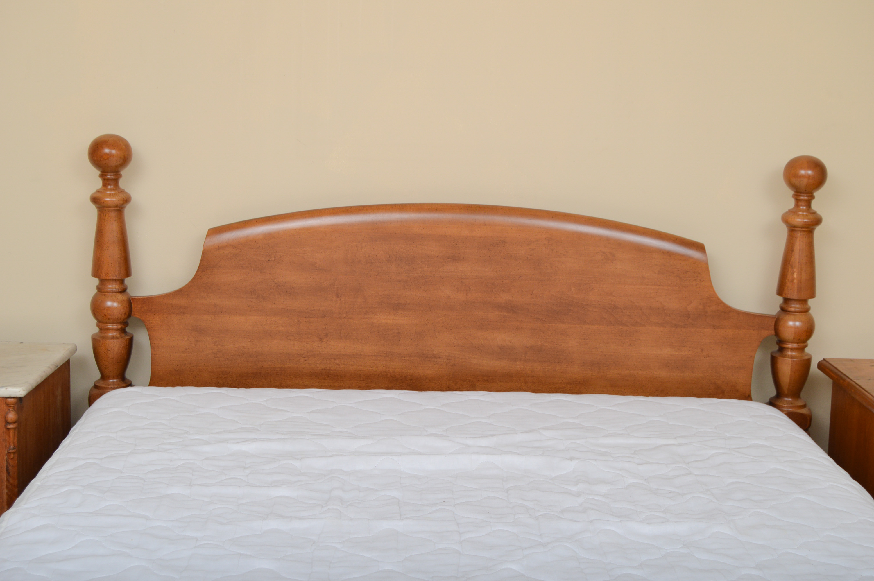 Queen Sized Maple Cannonball Bed Frame | EBTH