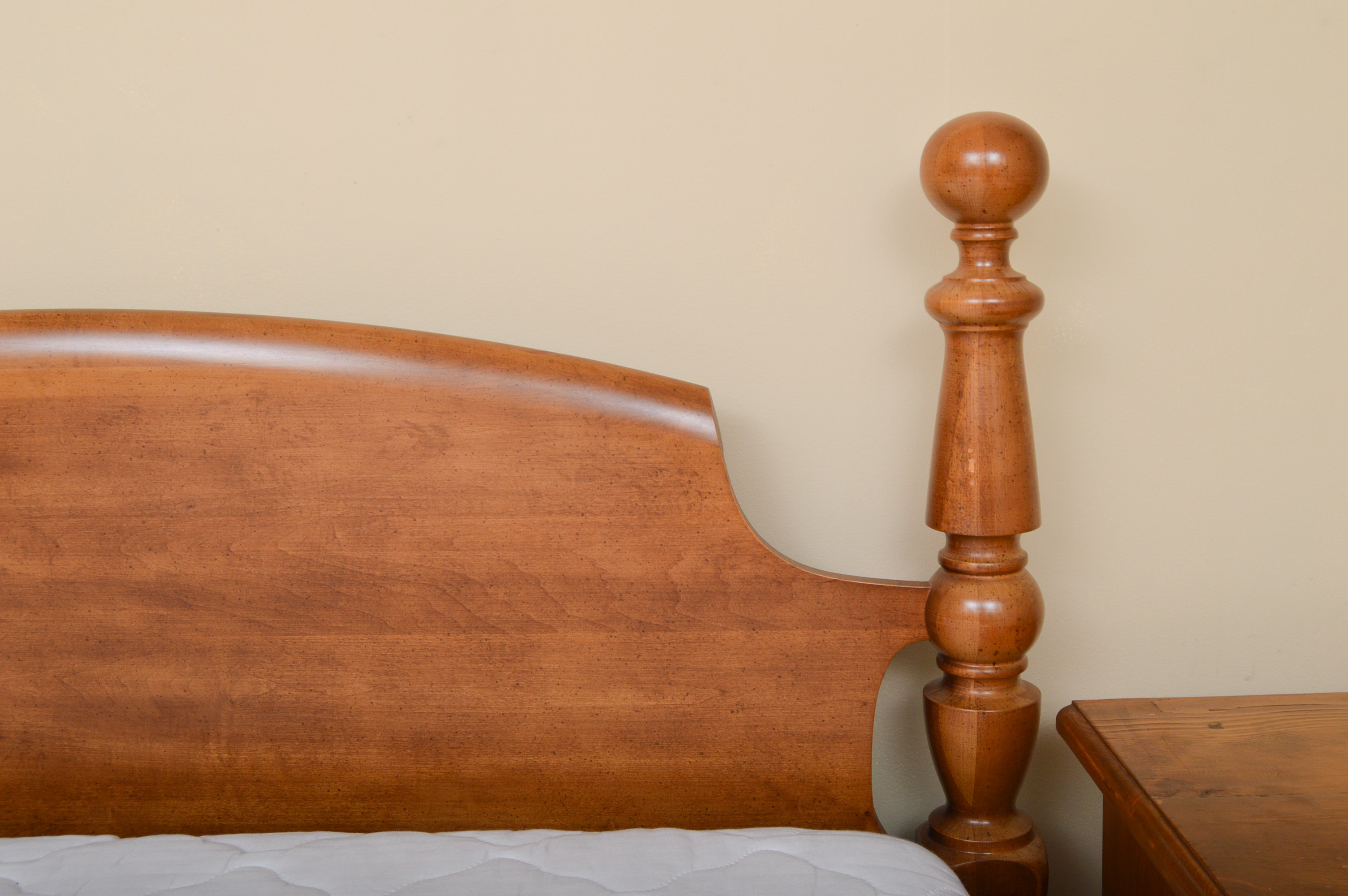 Queen Sized Maple Cannonball Bed Frame | EBTH