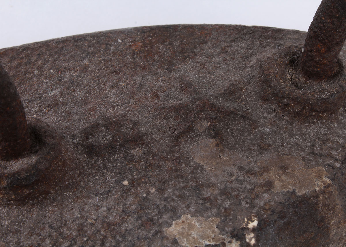 Antique Cast Iron Sadiron with Cooling Rest | EBTH