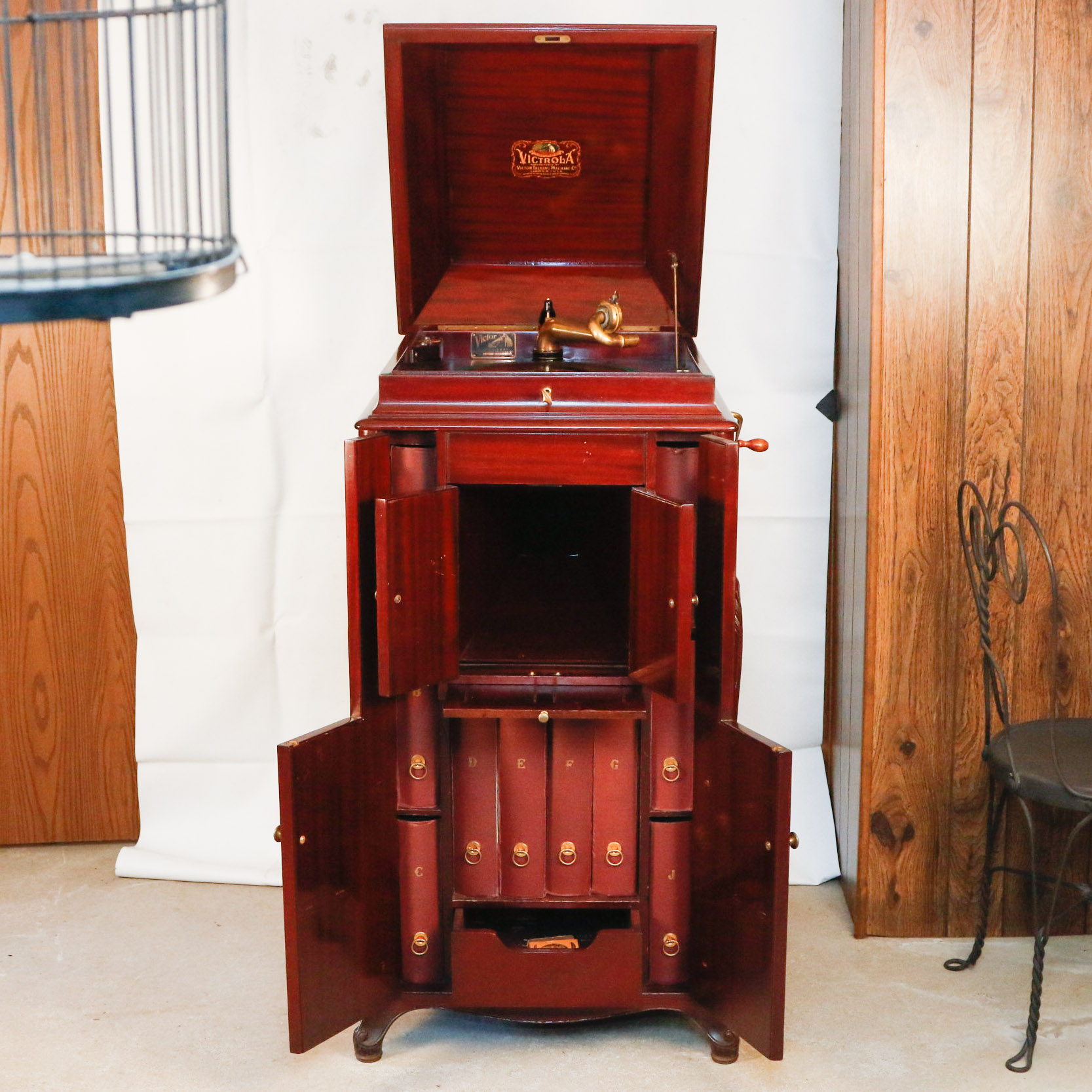 1911 Victrola Upright Floor Model Phonograph | EBTH