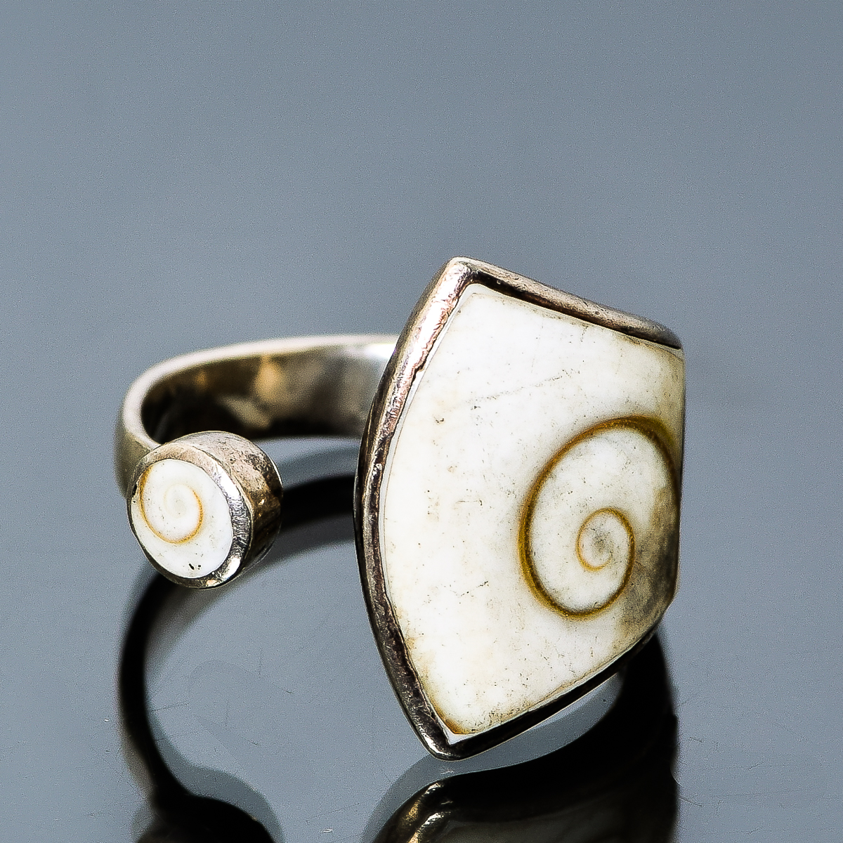 Sterling Silver and Shell Open Front Spiral Ring | EBTH