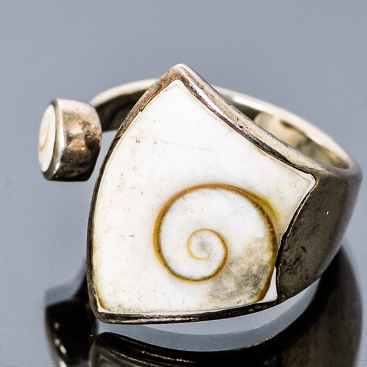 Sterling Silver and Shell Open Front Spiral Ring | EBTH