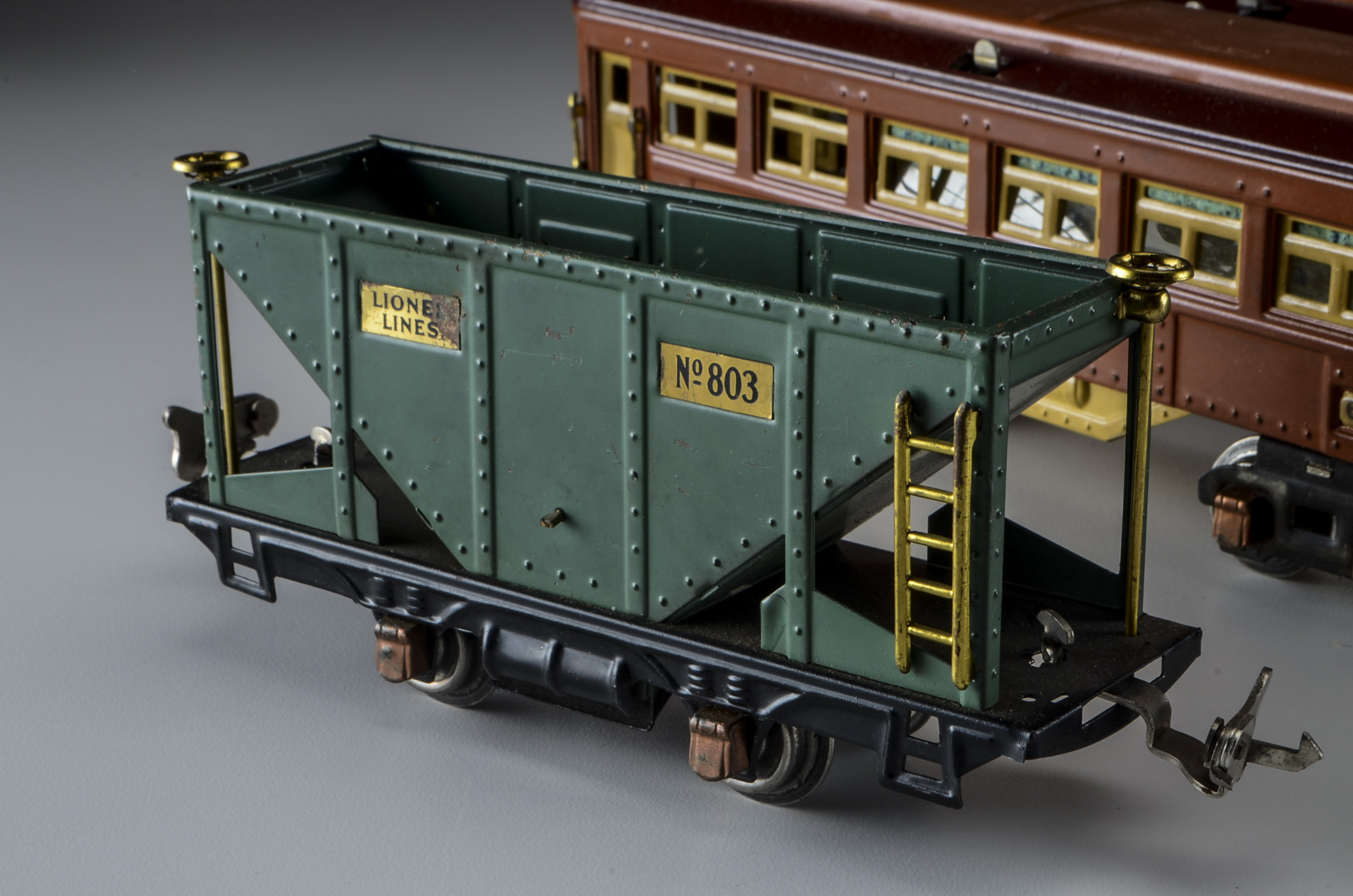 Lionel Prewar Electric Train Set with #262 2-4-2 Steam Locomotive and ...