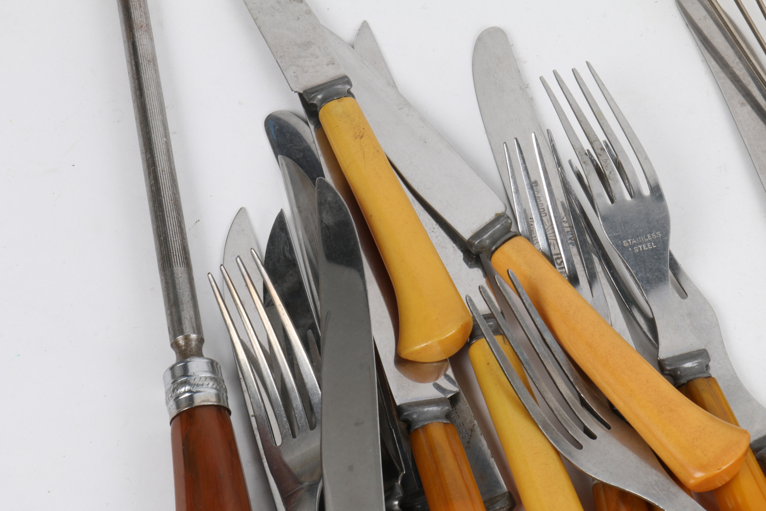 Assorted Bakelite Utensil and Kitchen Tools | EBTH