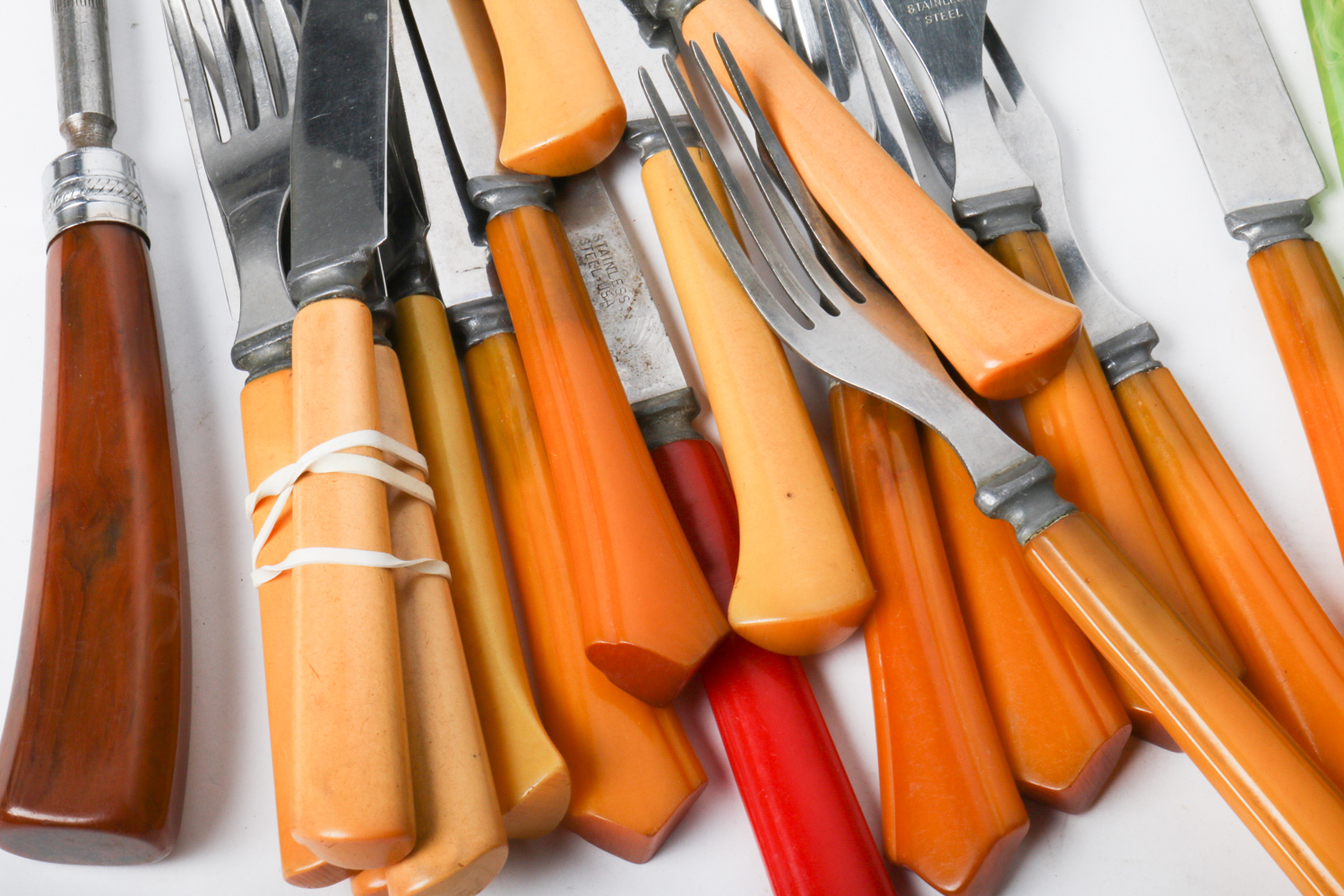 Assorted Bakelite Utensil and Kitchen Tools | EBTH