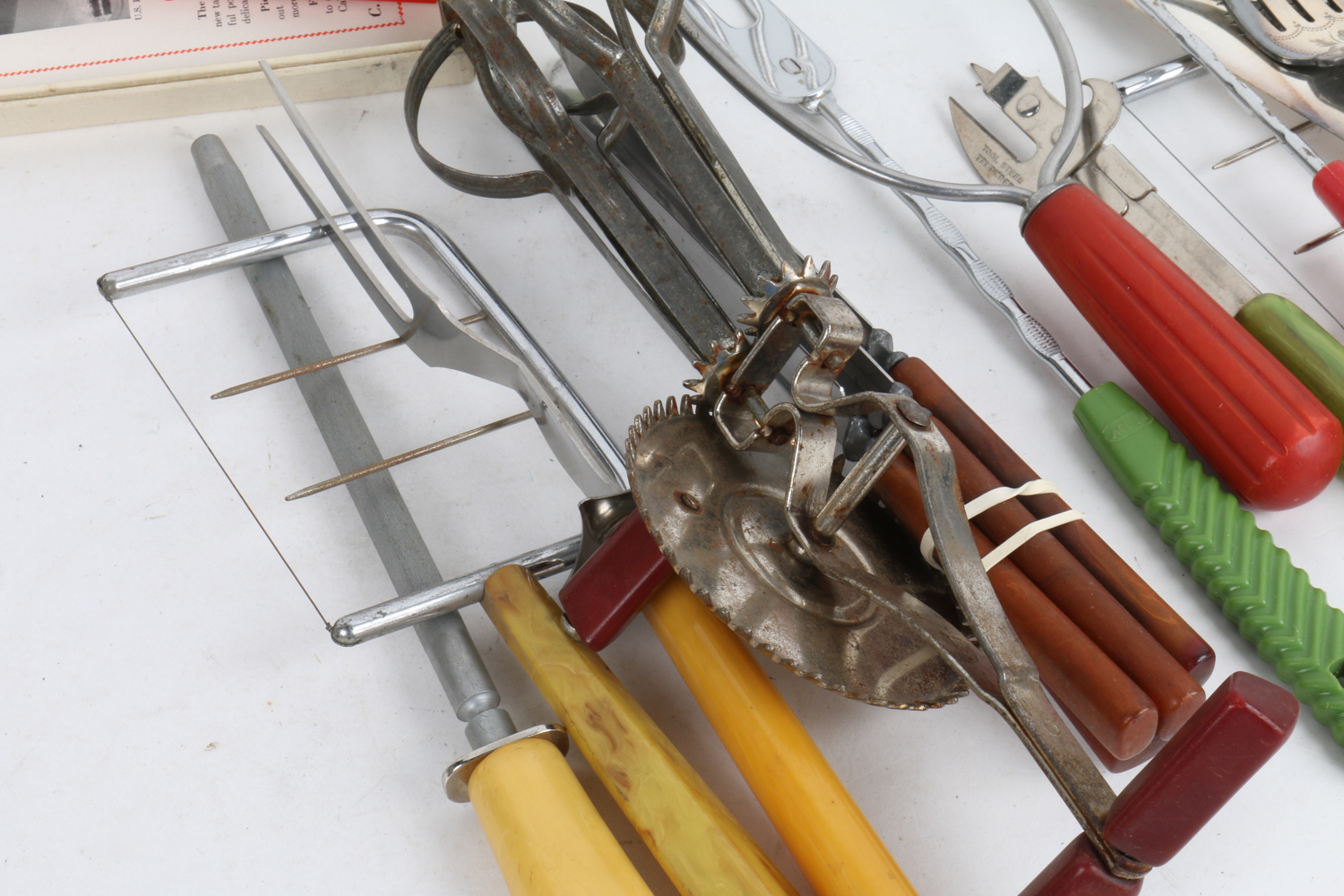 Assorted Bakelite Utensil and Kitchen Tools | EBTH