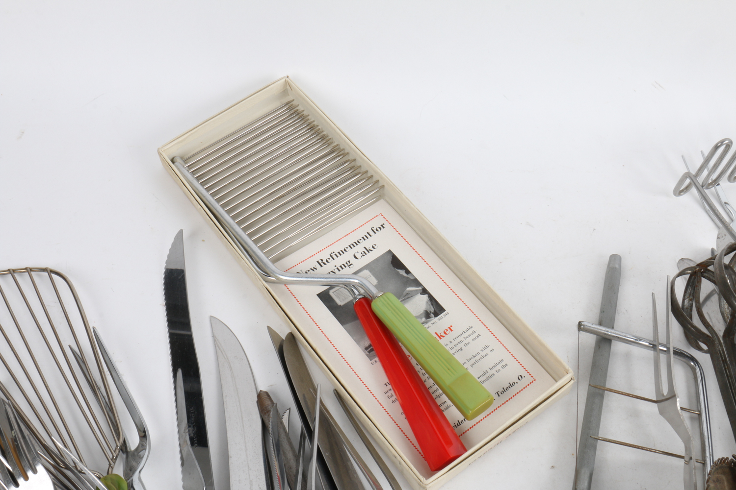 Assorted Bakelite Utensil and Kitchen Tools | EBTH