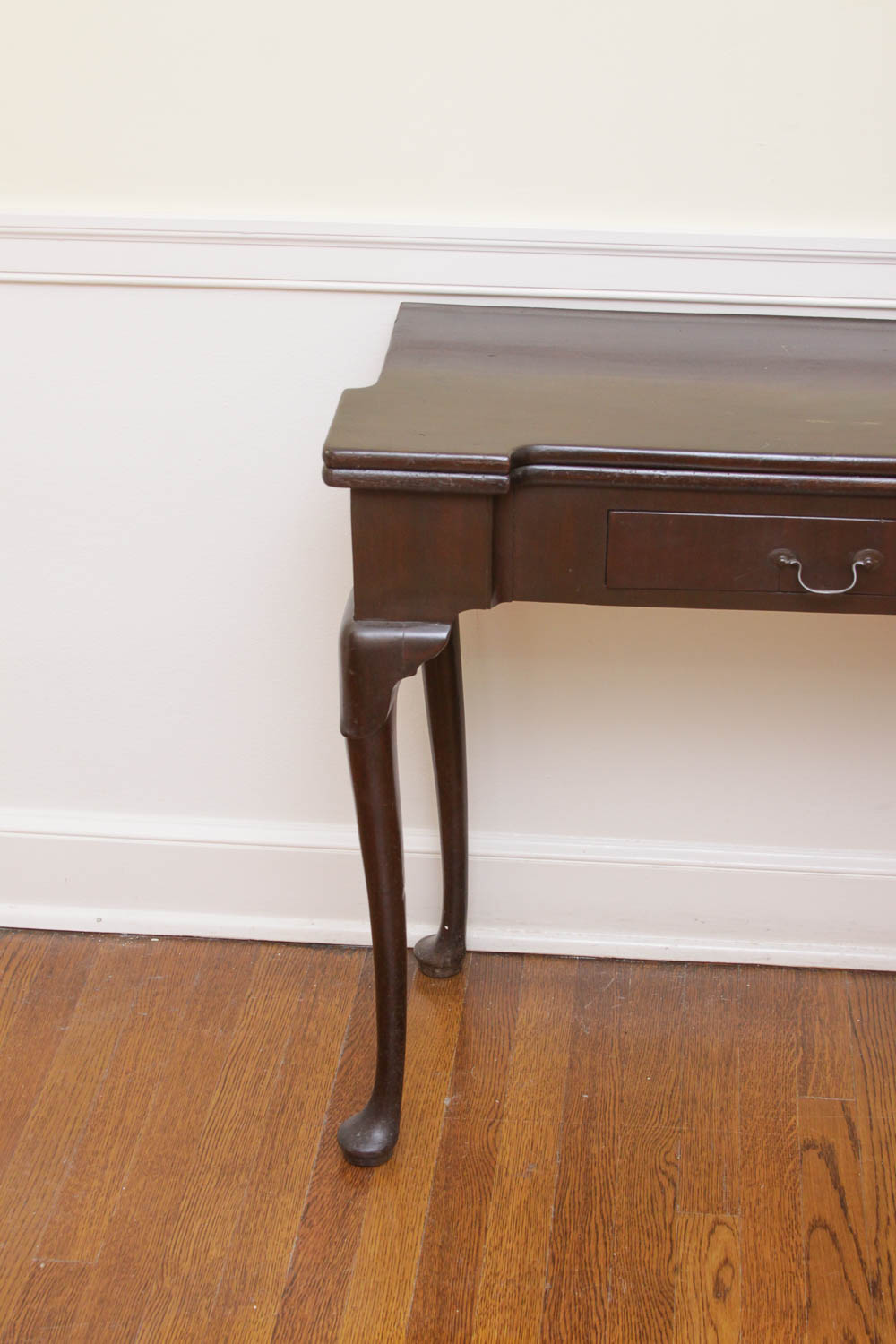 Queen Anne Style Extendable Card-Entry Table | EBTH