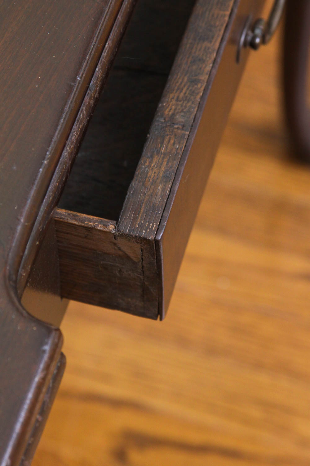 Queen Anne Style Extendable Card-Entry Table | EBTH