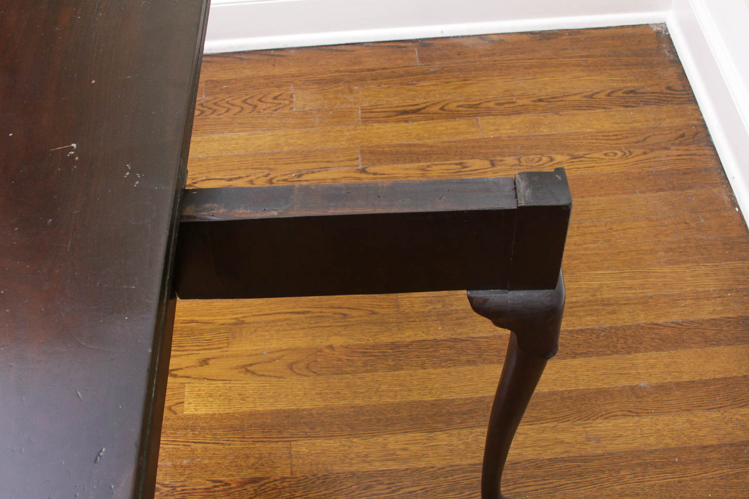 Queen Anne Style Extendable Card-Entry Table | EBTH