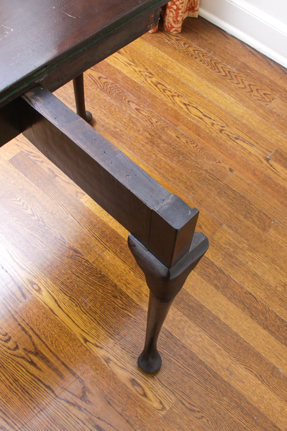 Queen Anne Style Extendable Card-Entry Table | EBTH