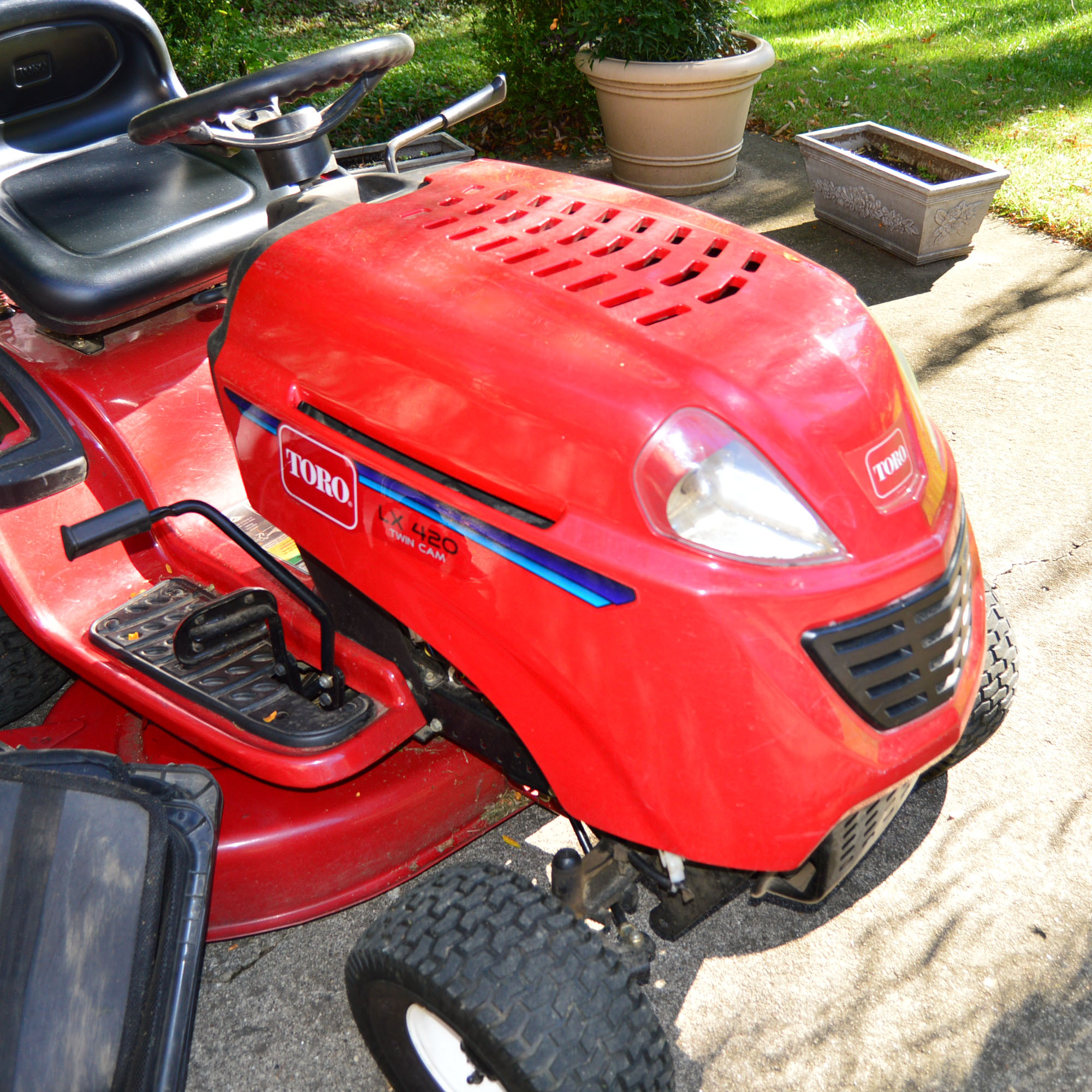 Toro LX420 Twin Cam Riding Lawnmower | EBTH