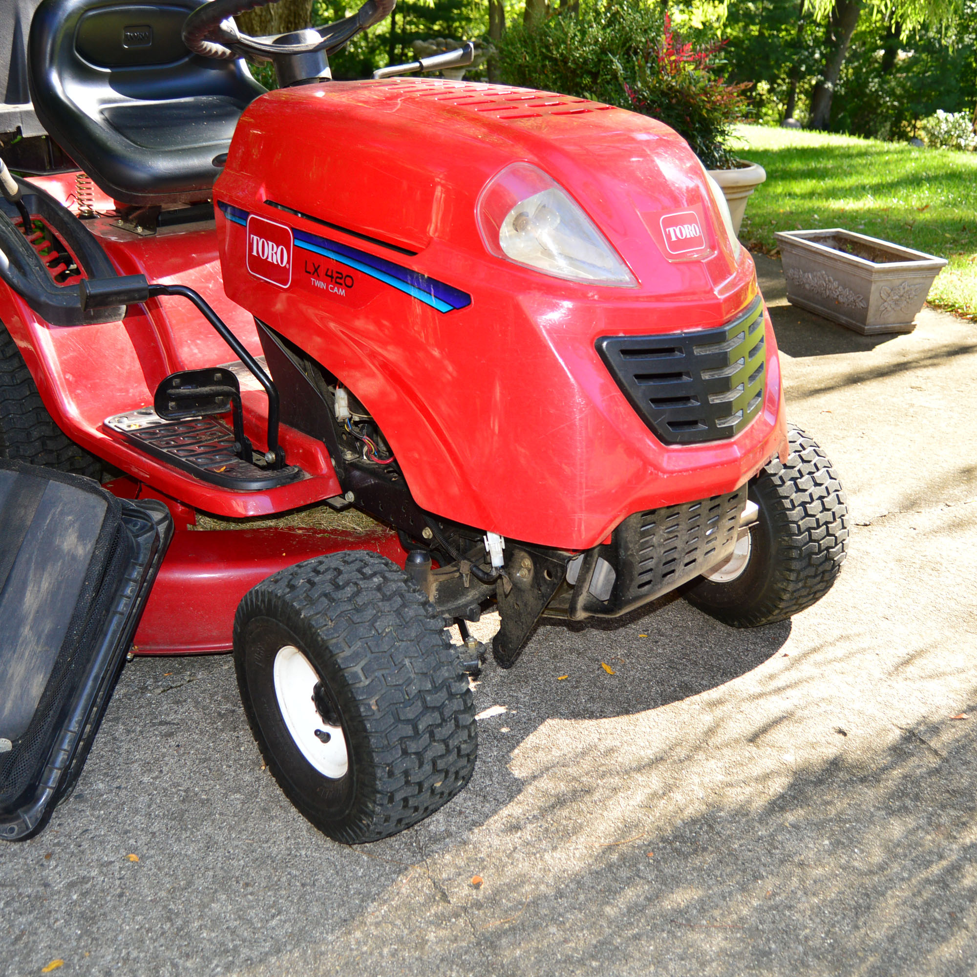 Toro LX420 Twin Cam Riding Lawnmower | EBTH