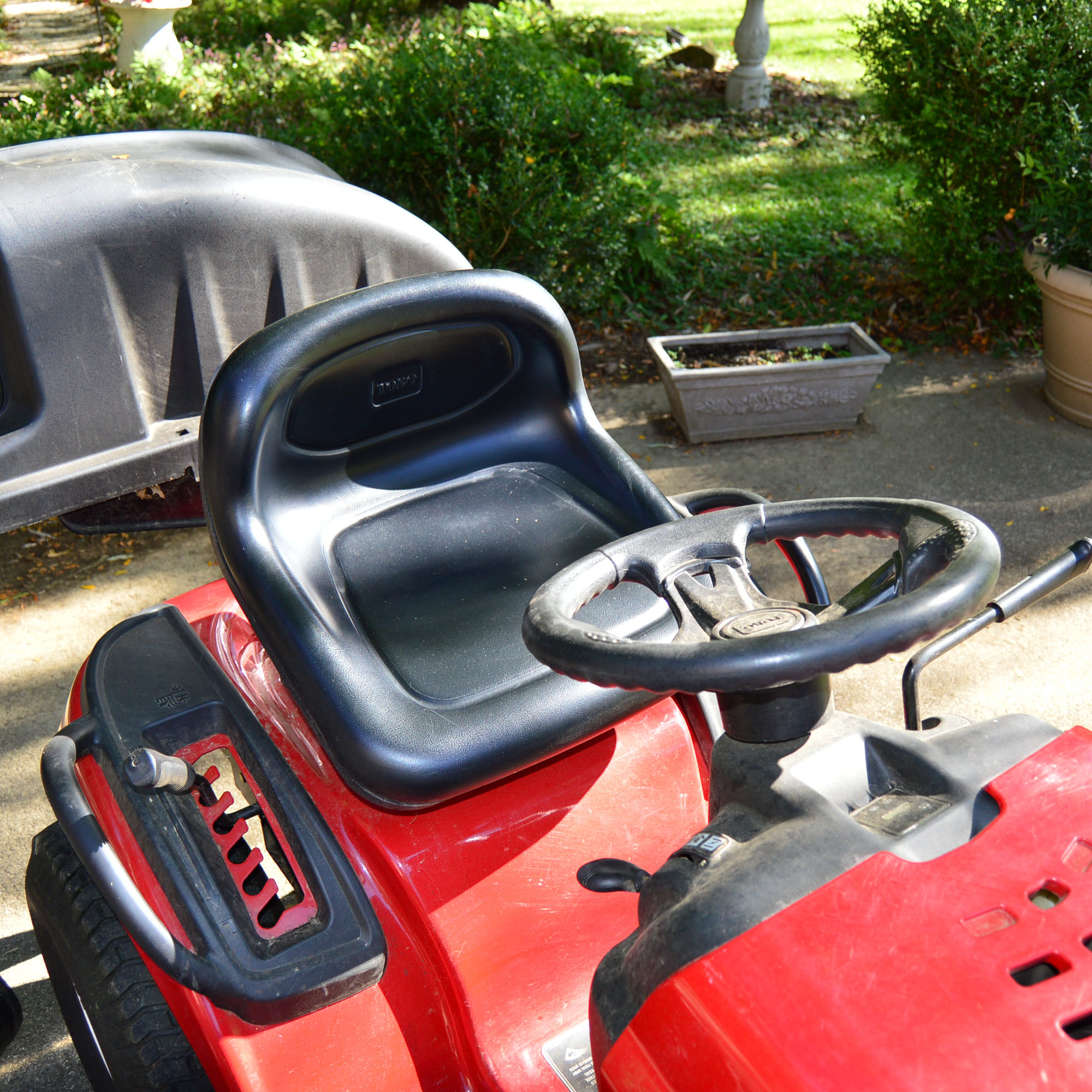 Toro LX420 Twin Cam Riding Lawnmower | EBTH