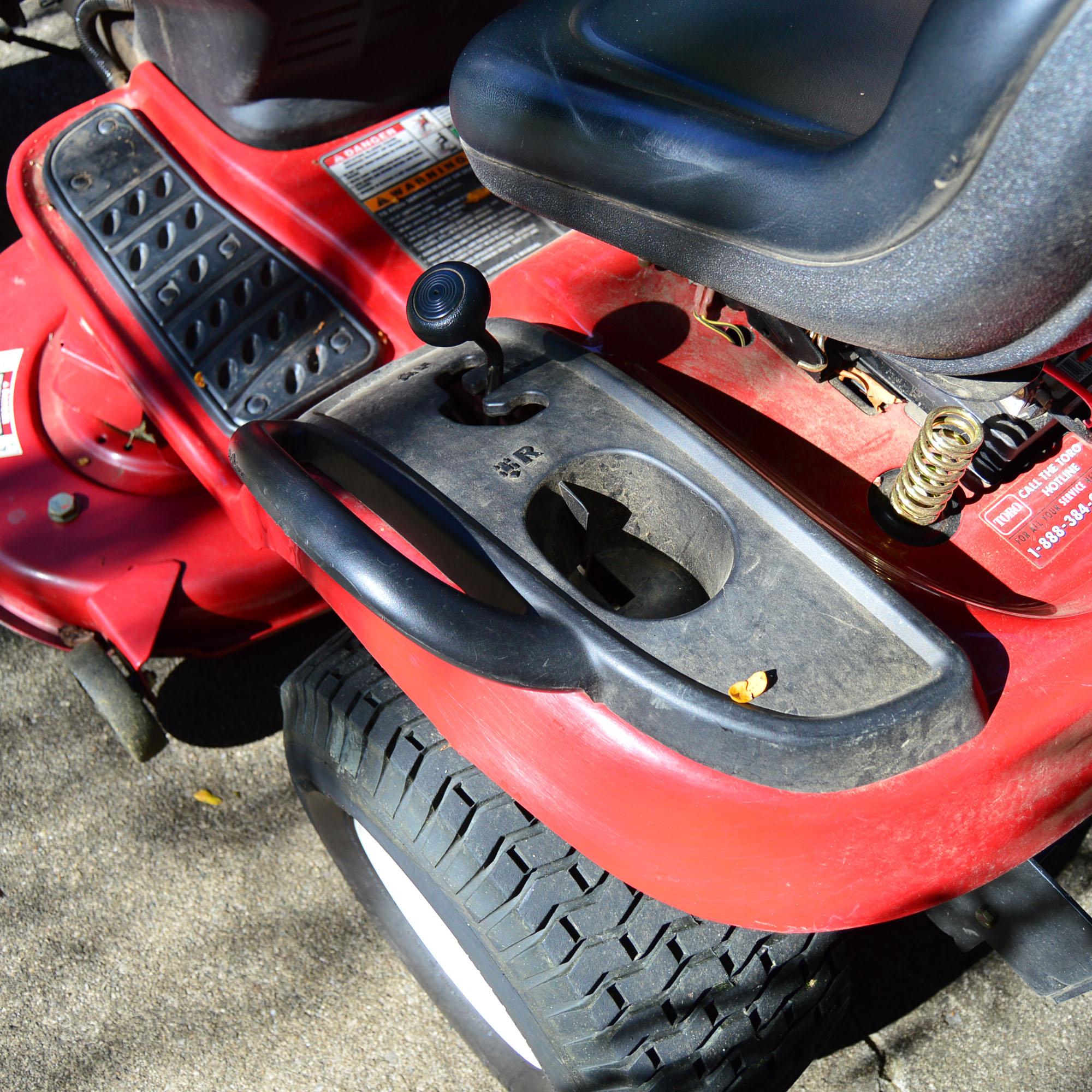 Toro LX420 Twin Cam Riding Lawnmower | EBTH