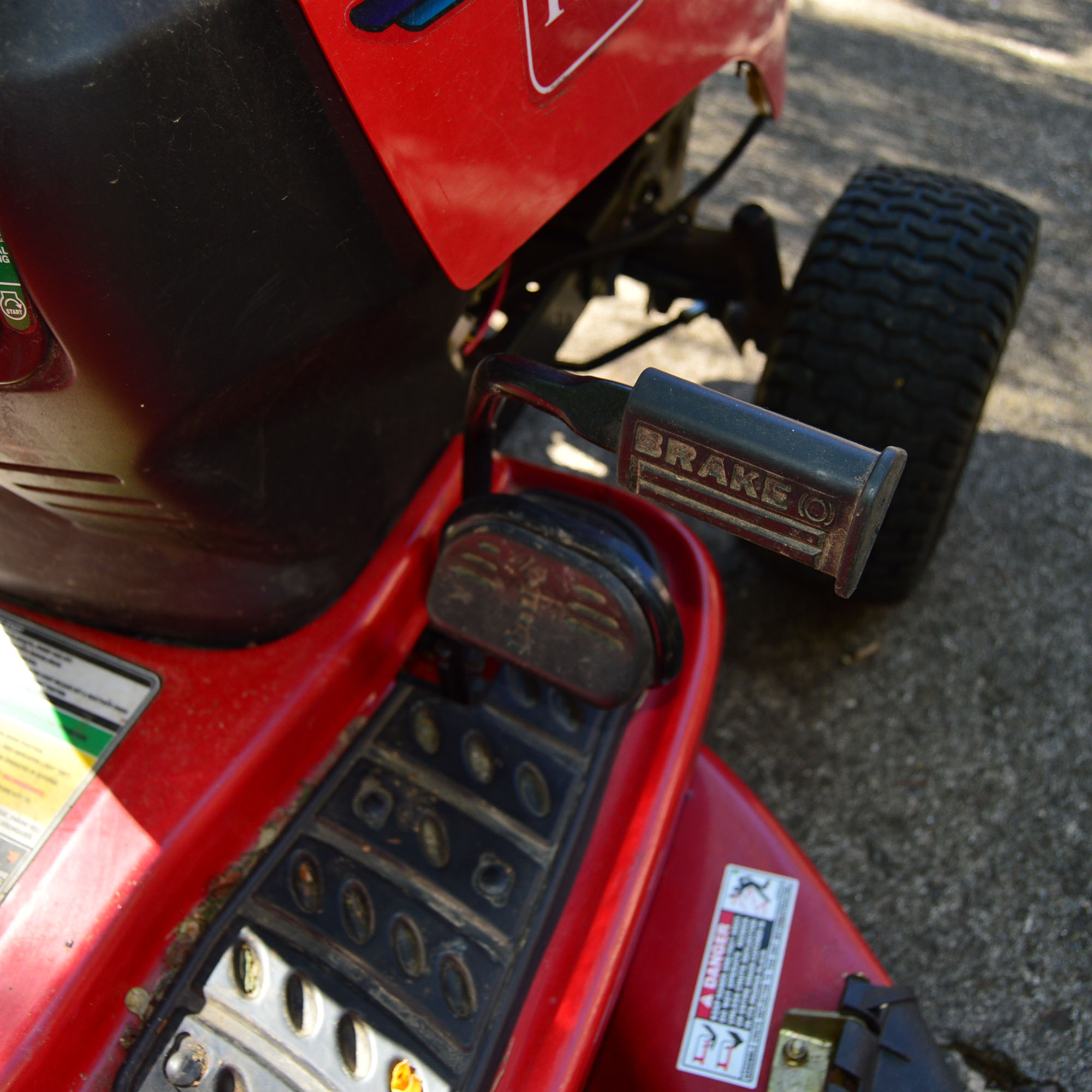 Toro LX420 Twin Cam Riding Lawnmower | EBTH