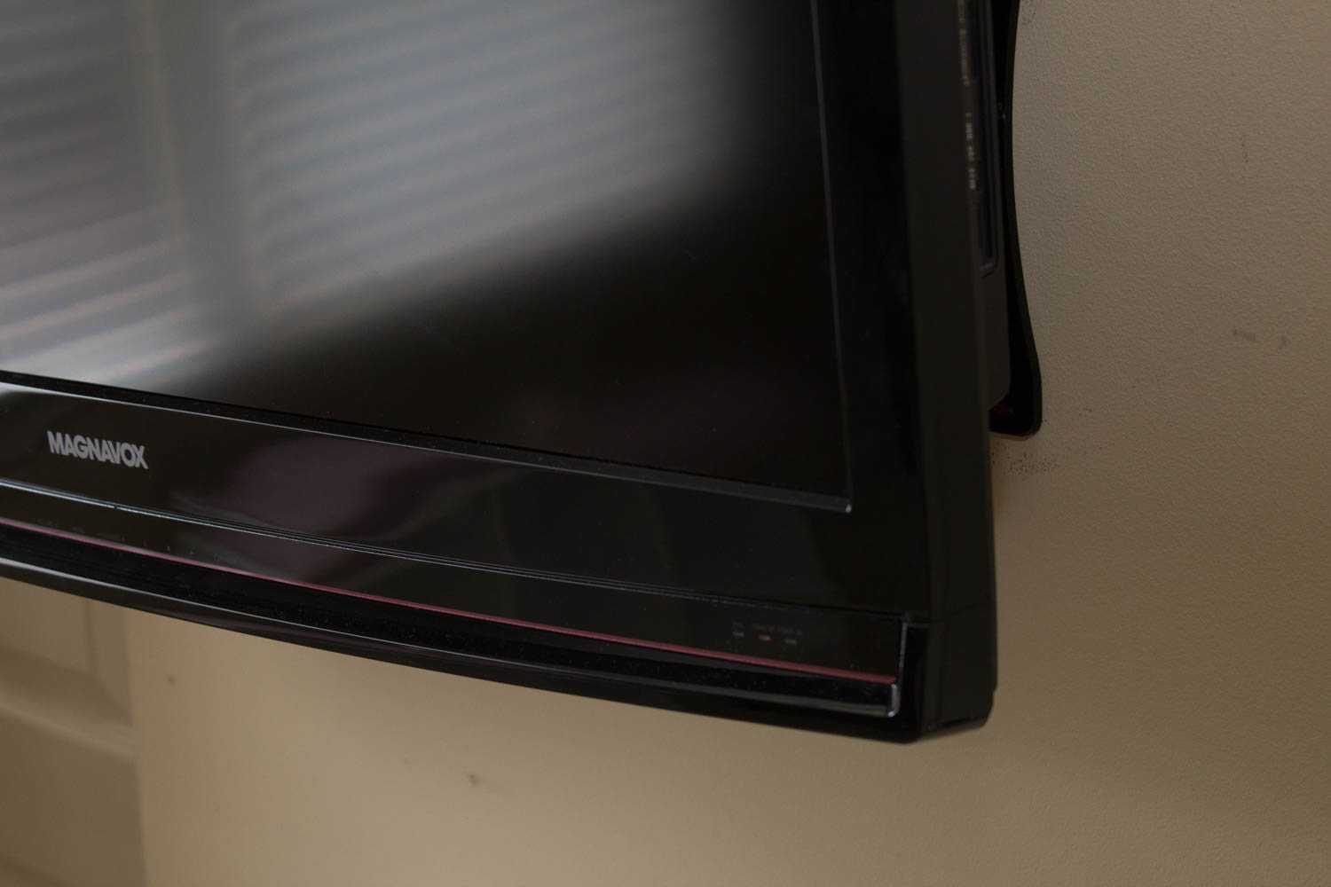 Magnavox 32" Flat Screen Television With Built-In DVD Player | EBTH