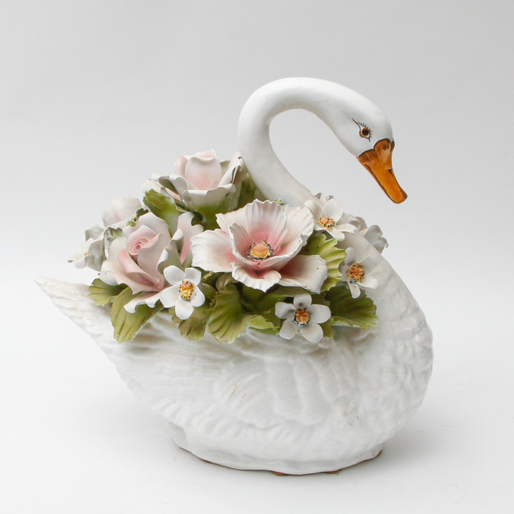 Porcelain Swan with Capodimonte Floral Arrangement | EBTH