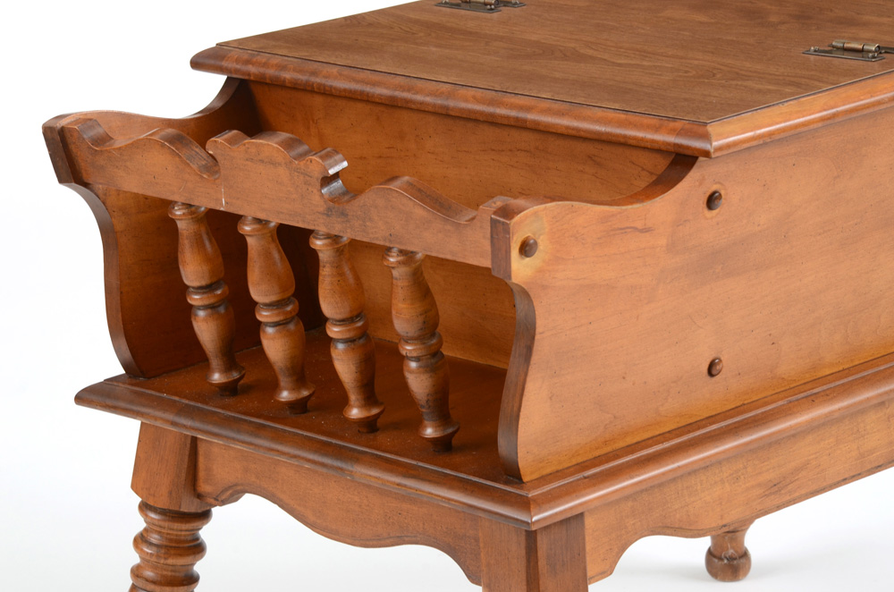 Early American Style Dough Box End Table | EBTH