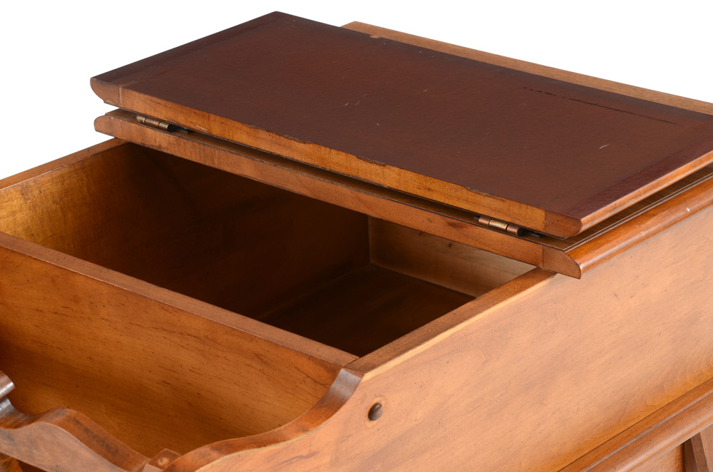 Early American Style Dough Box End Table | EBTH