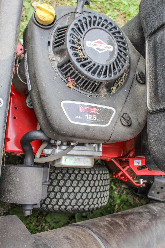 Snapper 28 Hi-Vac Rear Engine Riding Lawn Mower | EBTH