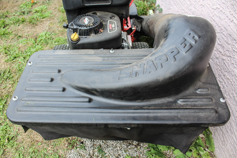 Snapper 28 Hi-Vac Rear Engine Riding Lawn Mower | EBTH