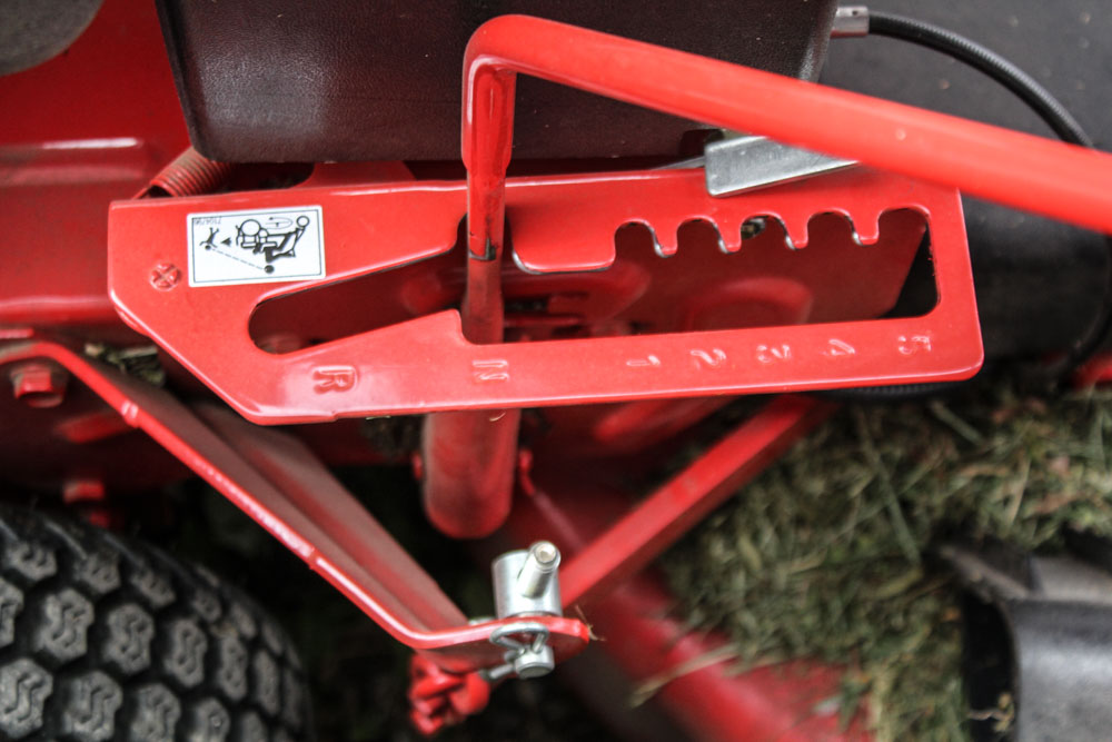 Snapper 28 Hi-Vac Rear Engine Riding Lawn Mower | EBTH