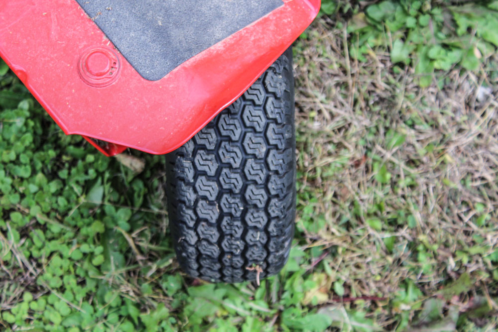 Snapper 28 Hi-Vac Rear Engine Riding Lawn Mower | EBTH