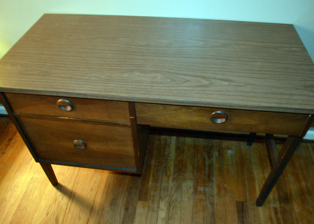 Mid-Century "Distinctive Furniture" Desk by Stanley | EBTH