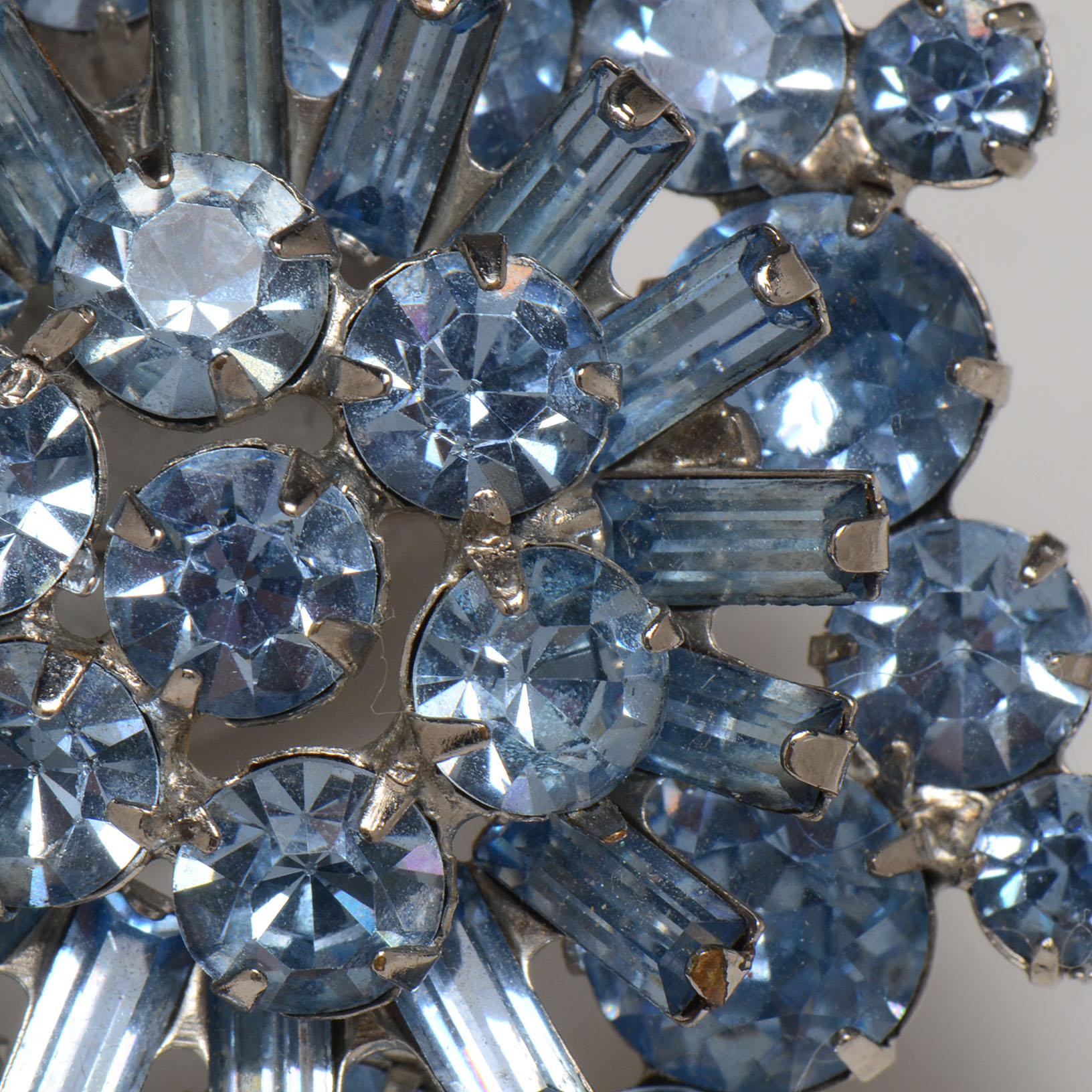 Vintage Weiss Blue Rhinestone Brooch | EBTH