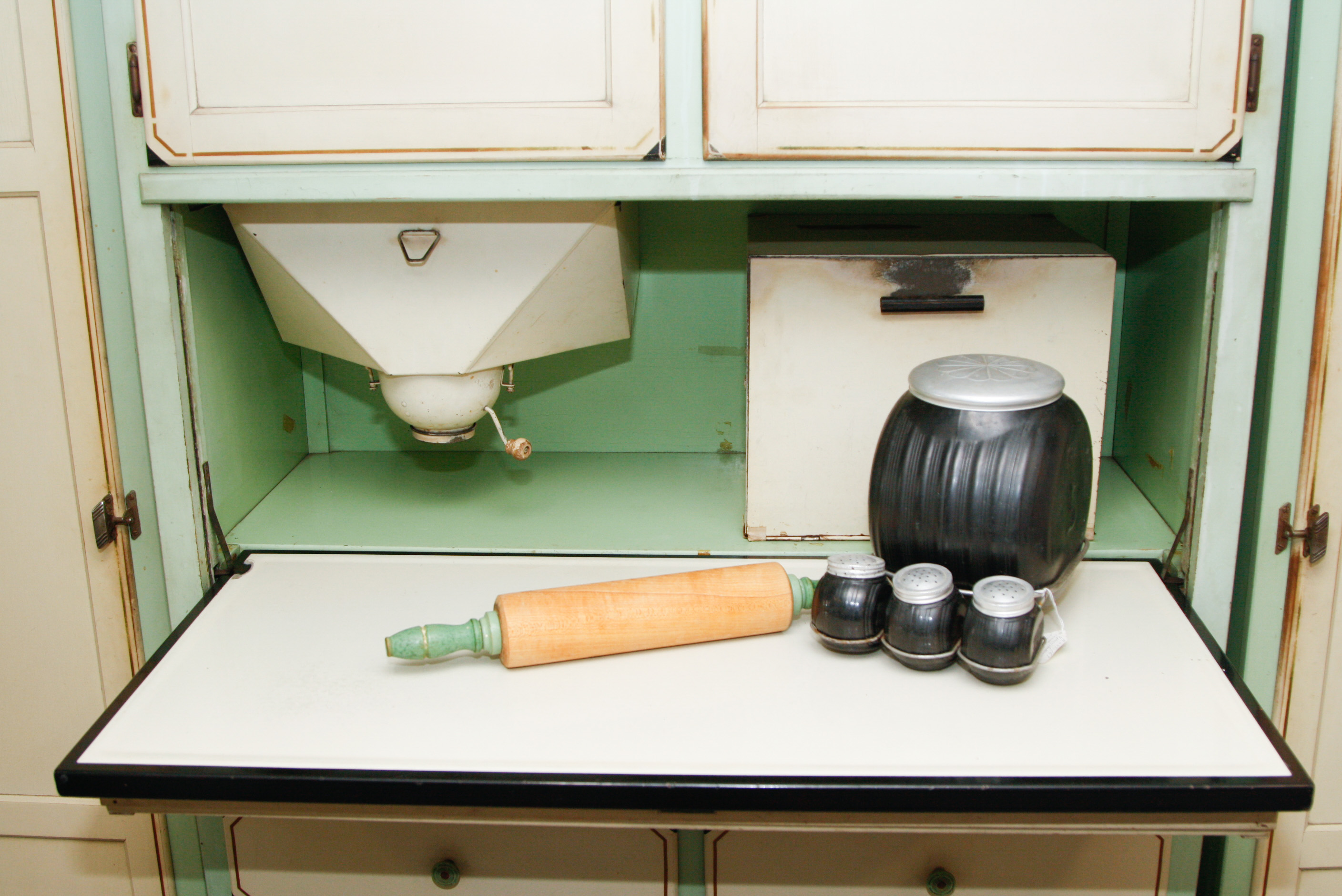 Antique Sellers Three-Piece Baker's Kitchen Wall Unit | EBTH