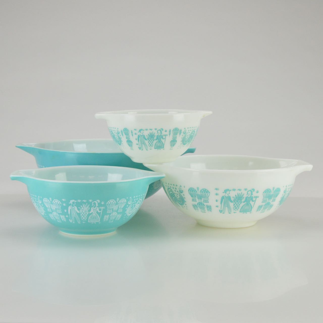 Pyrex "Amish Butterprint" Kitchen Bowls | EBTH