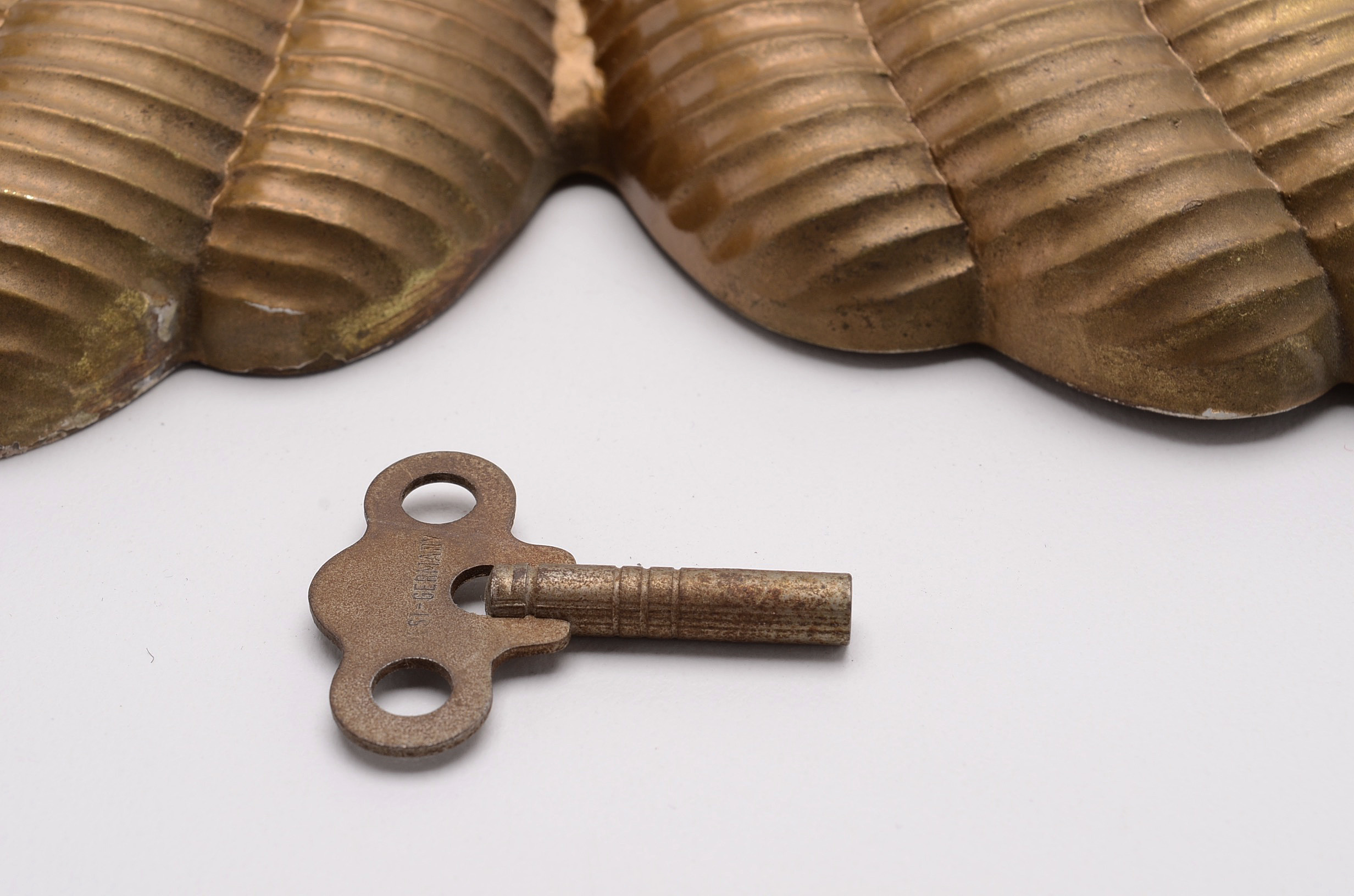 Vintage Shell Design Wall Clock | EBTH