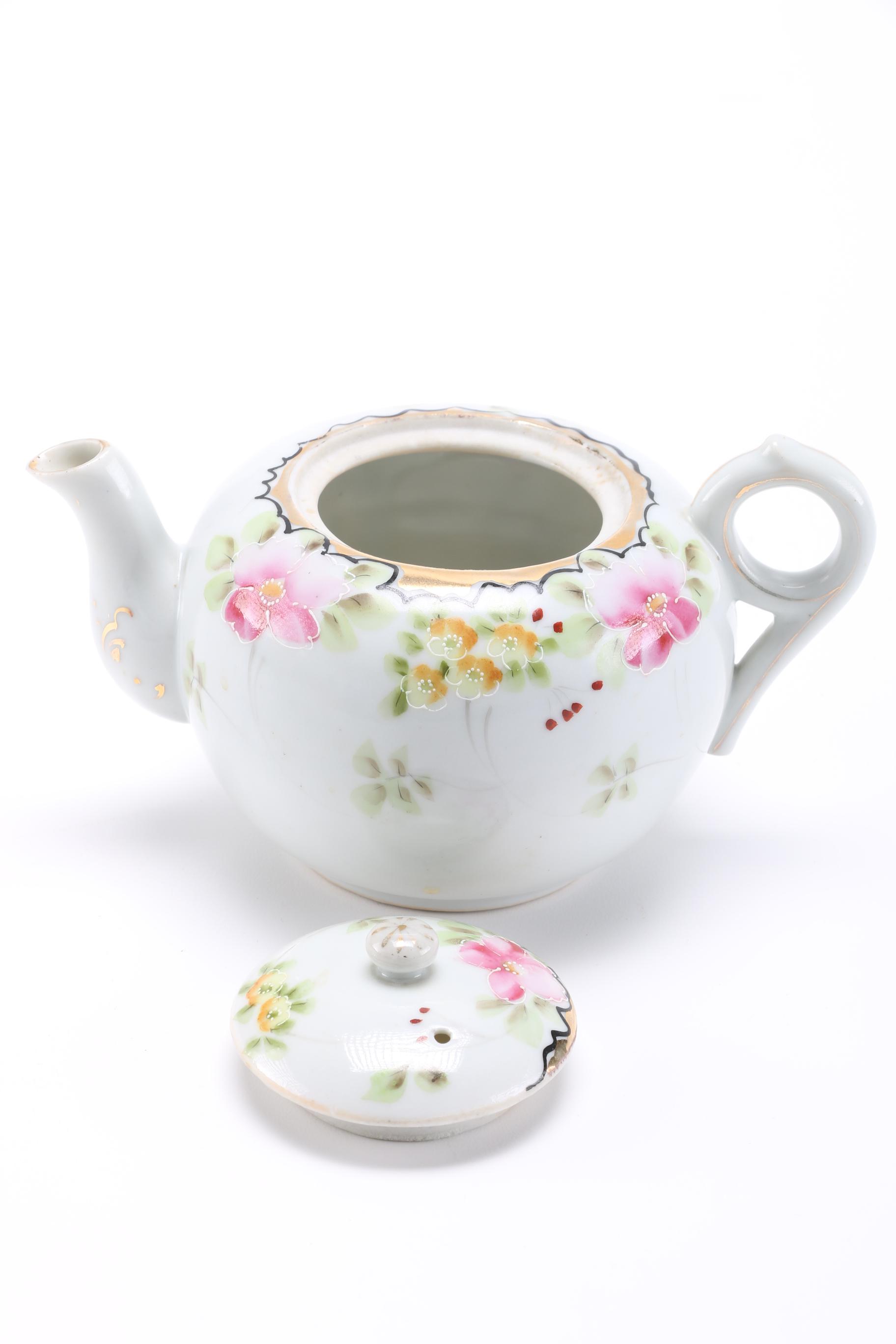 Teapots and Pitcher Featuring Apilco | EBTH