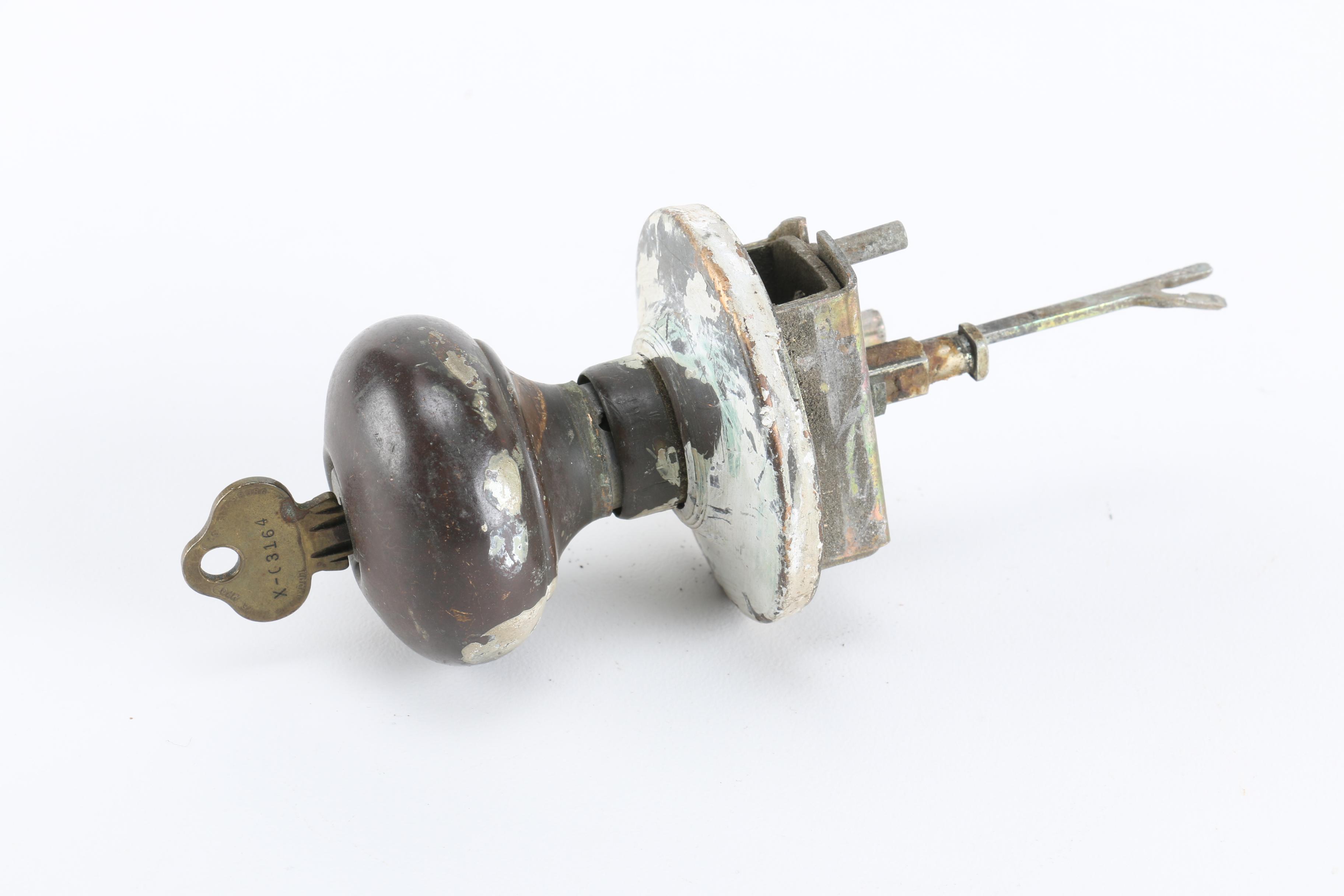 Assorted Vintage Door Knobs and Hardware | EBTH
