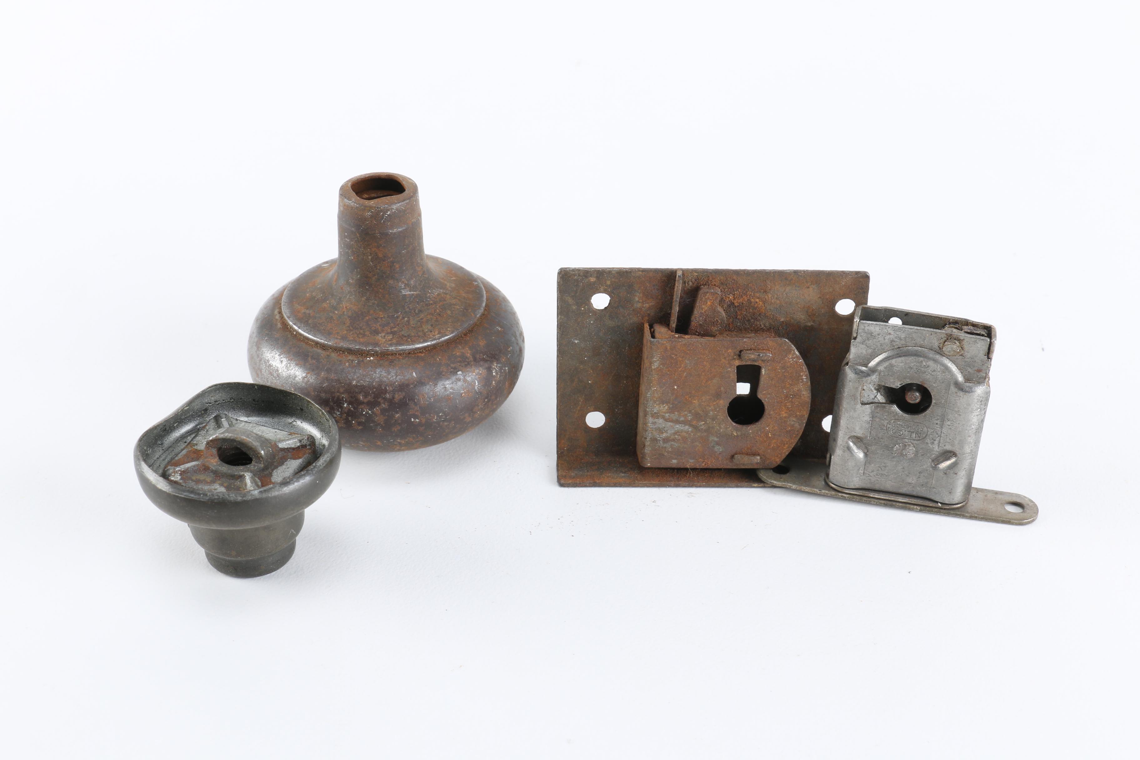 Assorted Vintage Door Knobs and Hardware | EBTH